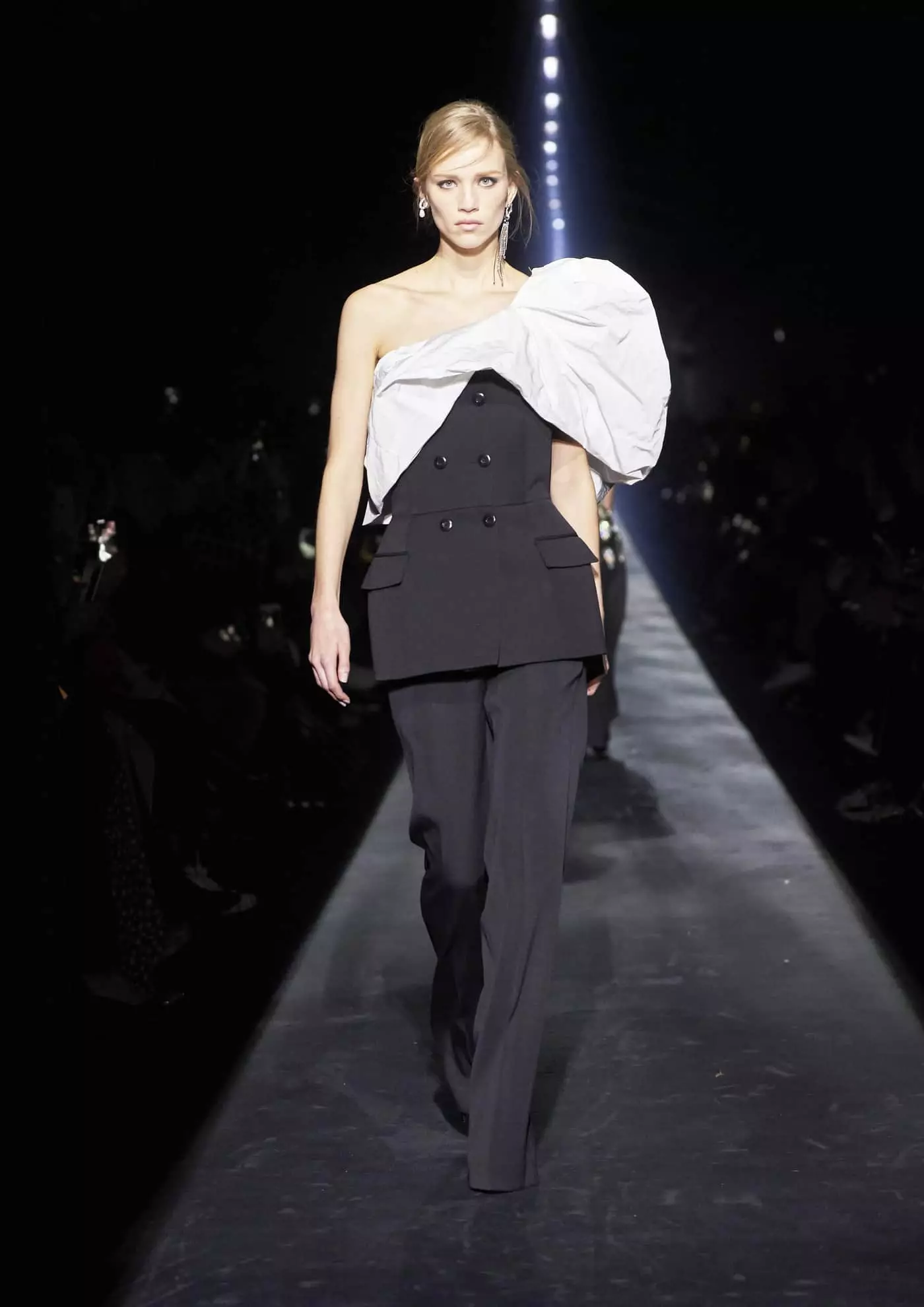 Architectural Shoulders at Givenchy, Ray Kelvin oficialmente renuncia de Ted Baker 12142_8