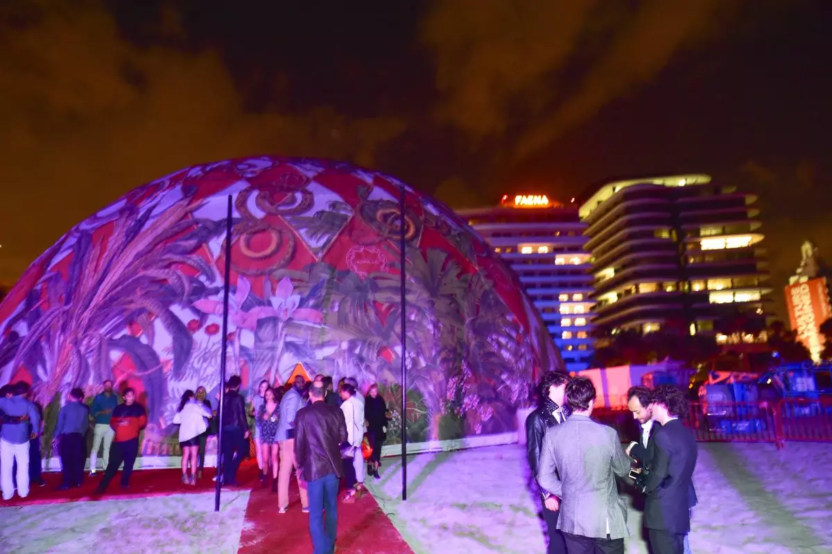 MIAMI BEACH, FL - NOVEMBER 29: yanayi a The Daily Front Row da Faena Art Bikin Kaddamar da The Daily's Miami Edition, Featuring Act one at The Faena Art Dome on Nuwamba 29, 2016 a Miami Beach, FL. (Hoto daga Sean Zanni/Patrick McMullan ta hanyar Getty Images)