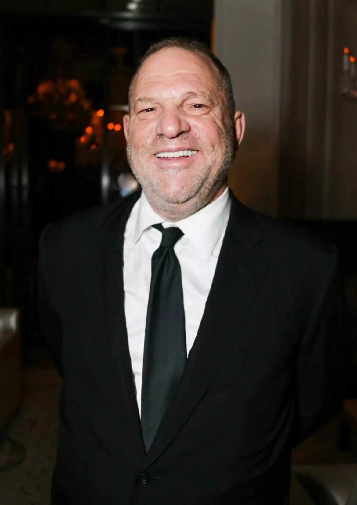 Harvey Weinstein somriu després de ser arrestat per violació 12465_1