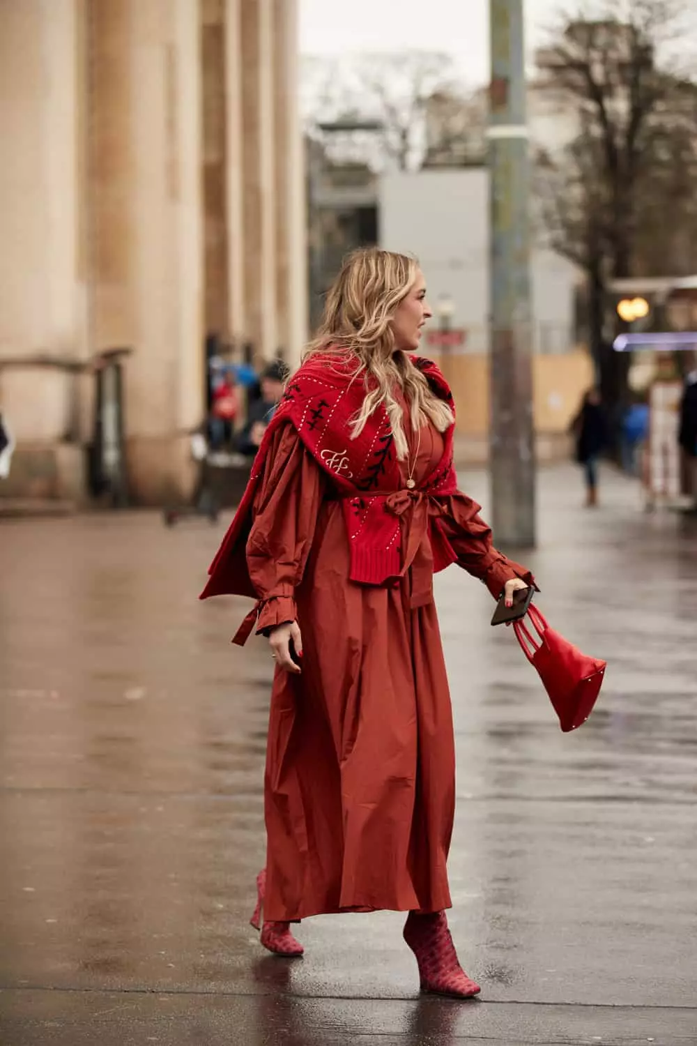 အကောင်းဆုံး Street Style သည် Paris Fashion Week ၏ 3 ရက်နှင့် 4 ရက်များမှ ကြည့်ရှုသည်။ 12520_54