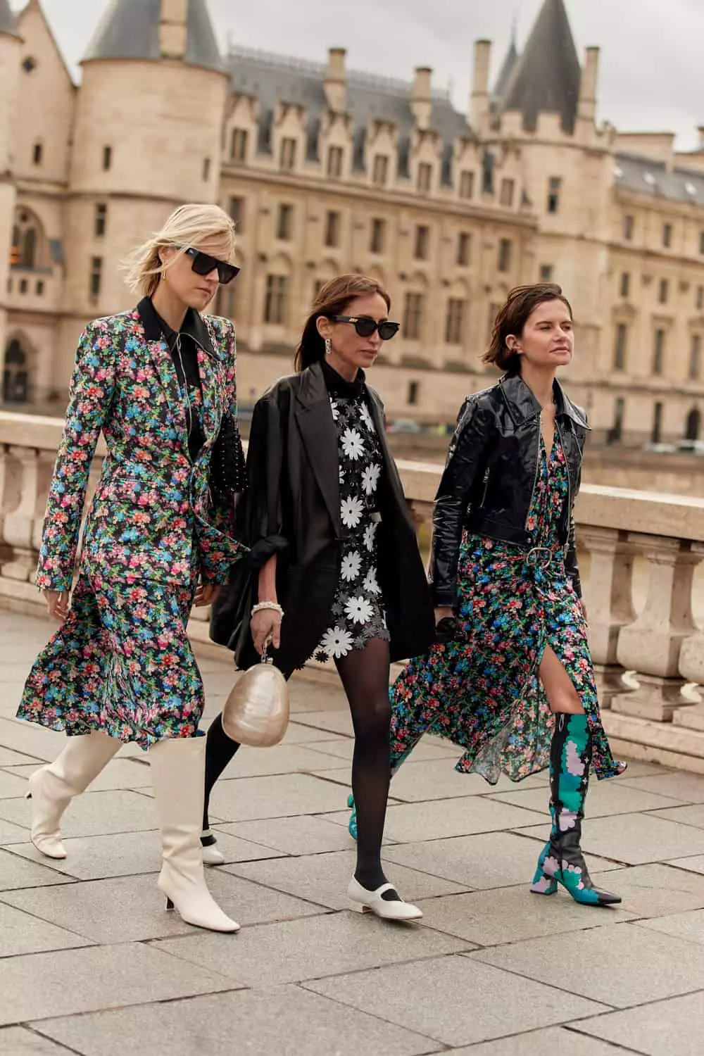 အကောင်းဆုံး Street Style သည် Paris Fashion Week ၏ 3 ရက်နှင့် 4 ရက်များမှ ကြည့်ရှုသည်။ 12520_70