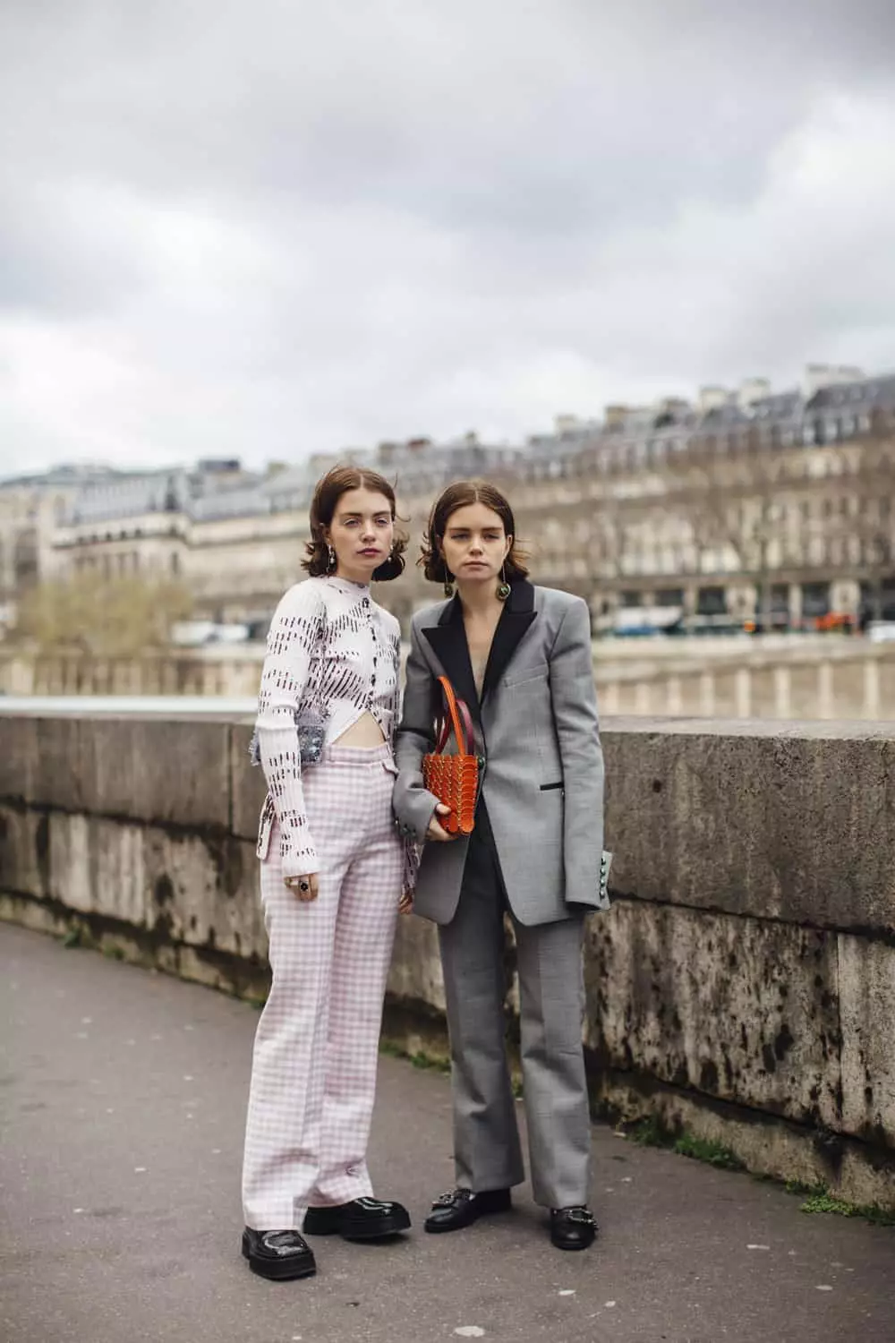 အကောင်းဆုံး Street Style သည် Paris Fashion Week ၏ 3 ရက်နှင့် 4 ရက်များမှ ကြည့်ရှုသည်။ 12520_99