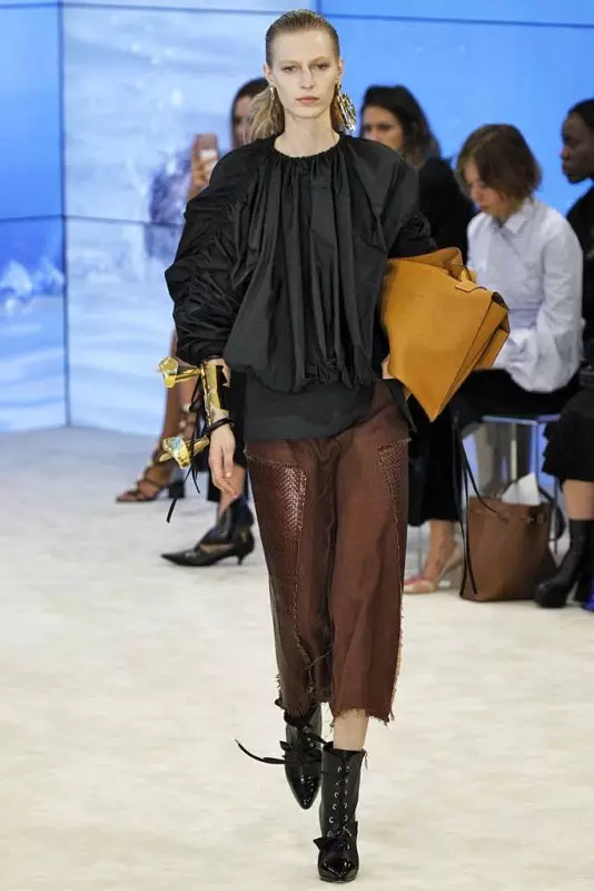 Paris Fashion Week: Isabel Marant, Loewe, Off-White og mer 12532_23