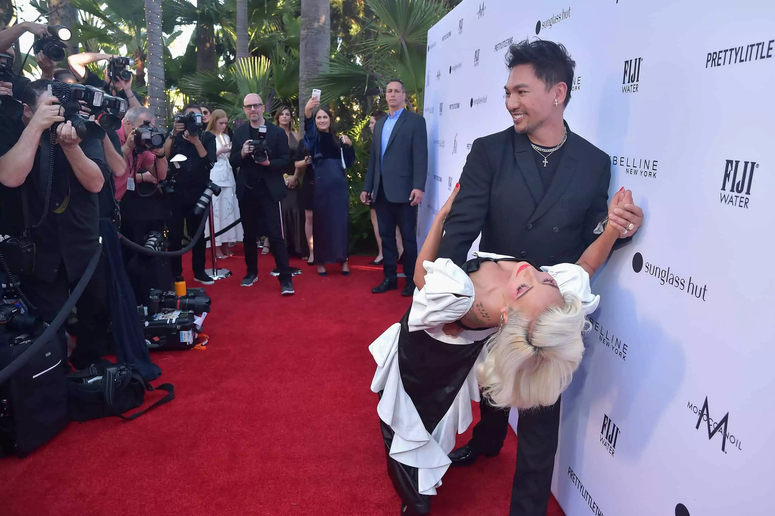 Liest dem Lady Gaga seng onheemlech Häerzerwiermende Ried vun den 2019 Fashion Los Angeles Awards 12604_2