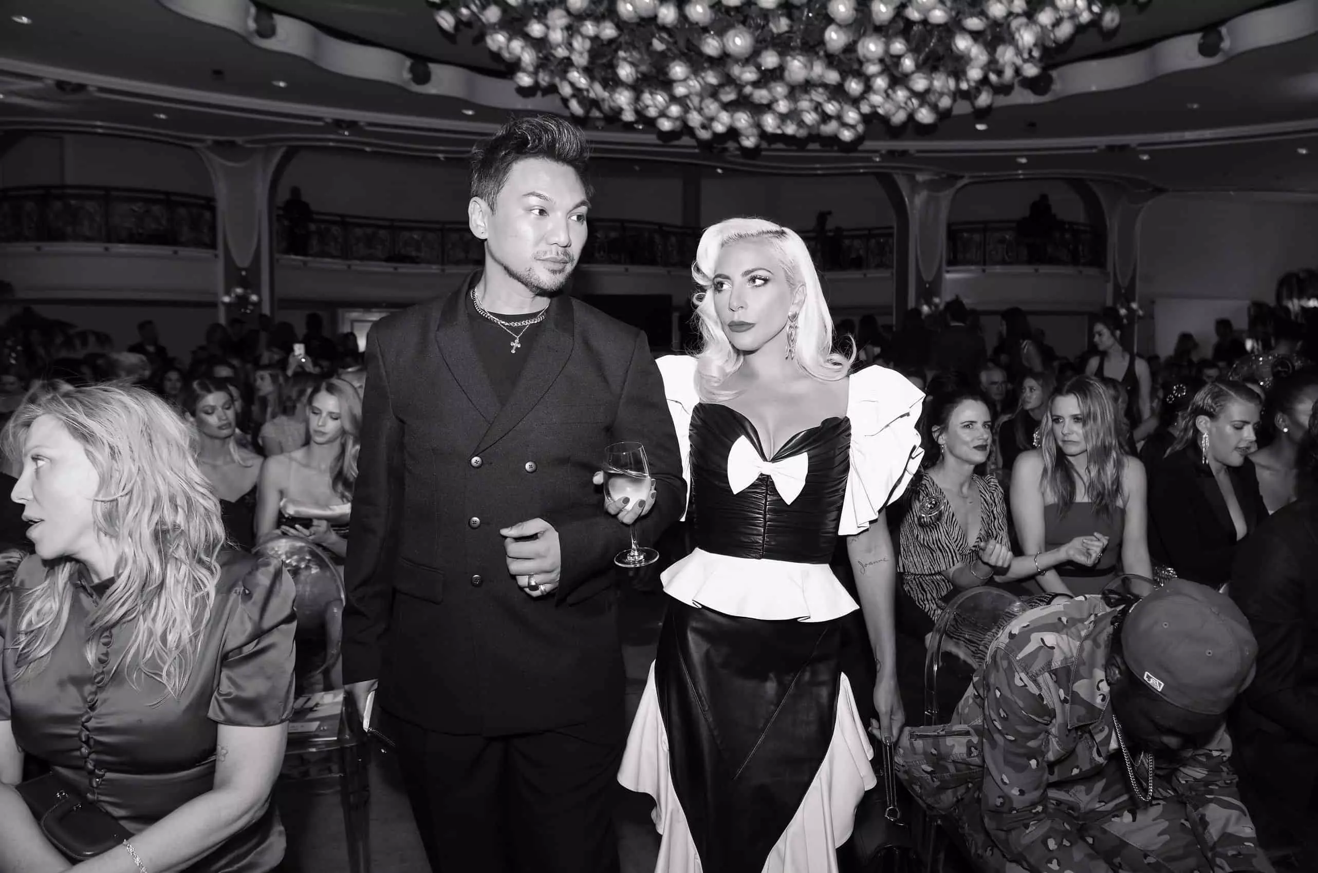 Liest dem Lady Gaga seng onheemlech Häerzerwiermende Ried vun den 2019 Fashion Los Angeles Awards 12604_4