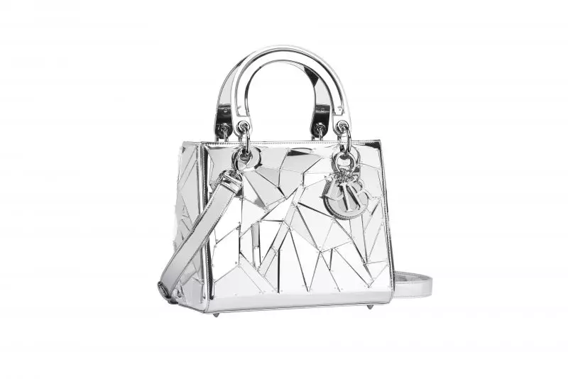 Kristian Dior 10 sany aýdymçyny “Lady Dior Bag” -y täzeden gözden geçirmäge çagyrýar 13275_1