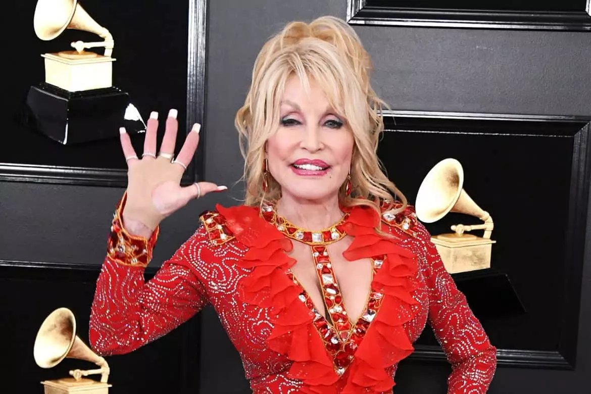 Dolly Parton dit qu'elle est trop voyante pour être une icône de la mode 13278_1