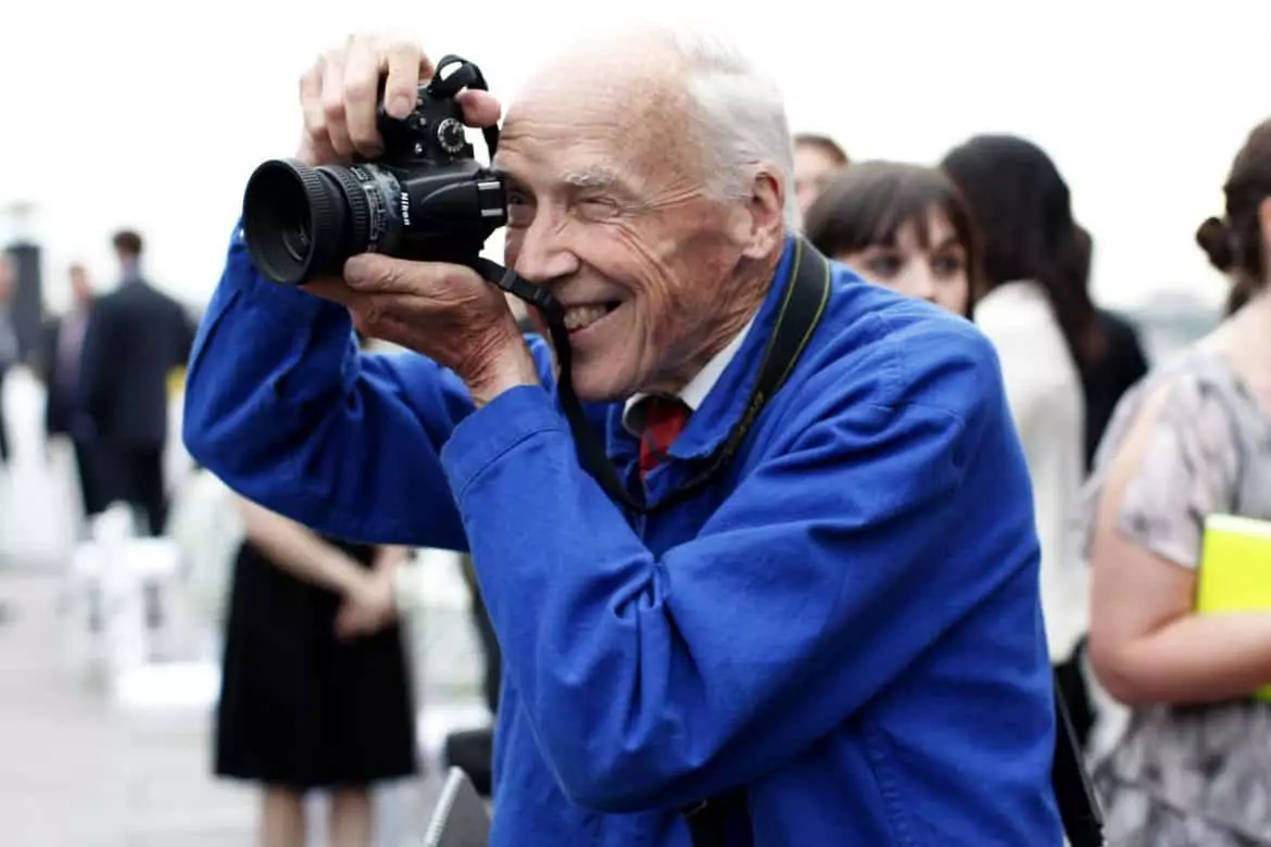 Noticias diarias: A exposición de Bill Cunningham abrirase durante a NYFW, Ciara lanza unha nova marca, Olivia Rodrigo Graces V e máis! 1407_1