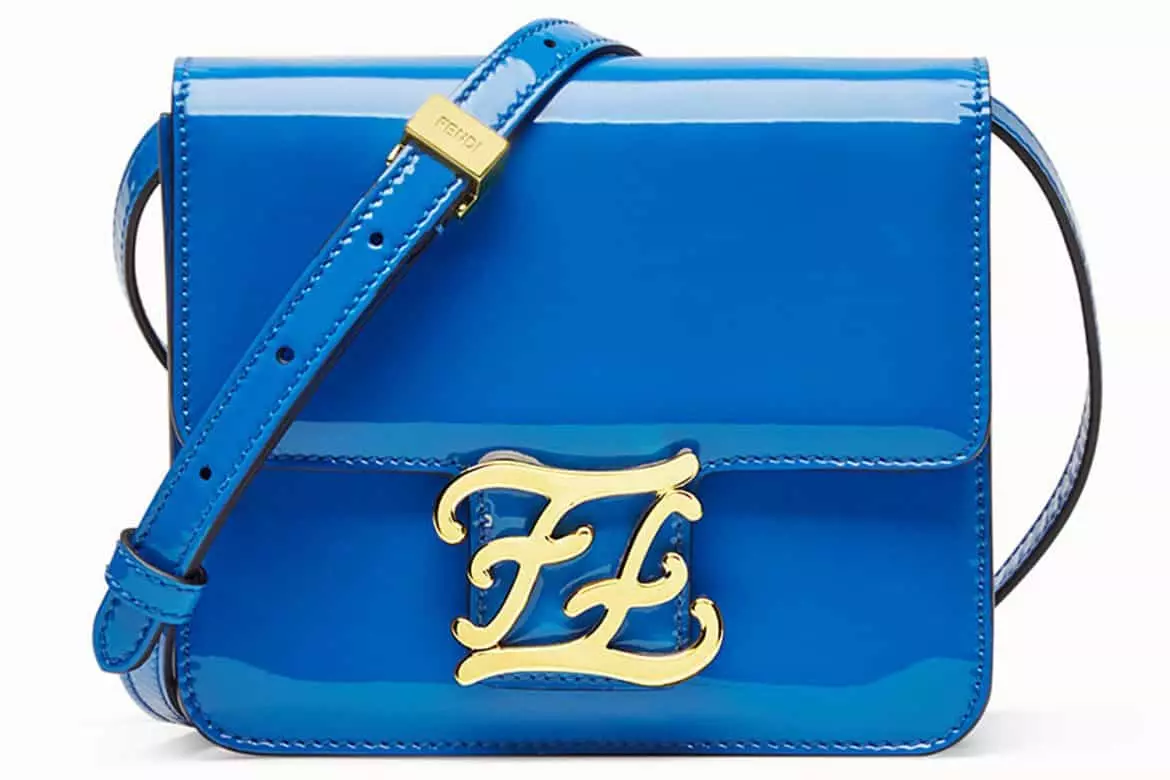 Empfehlung der Redaktion: Fendi Karligraphy Tasche aus blauem Lackleder