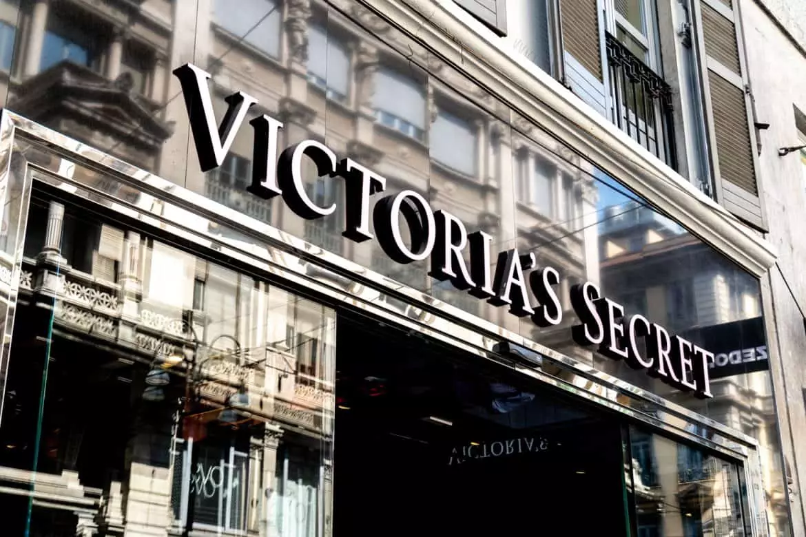 Victoria's Secret компаниясында жумуштан бошогон Дрю Эллиотт M.A.C. үчүн кагаз калтырды.