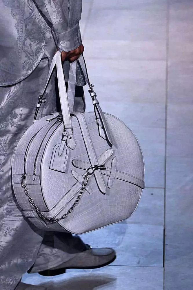 Louis Vuitton’ning 2019 yil kuzidagi erkaklar ko‘rgazmasidagi barcha sumkalarni ko‘ring 14604_13