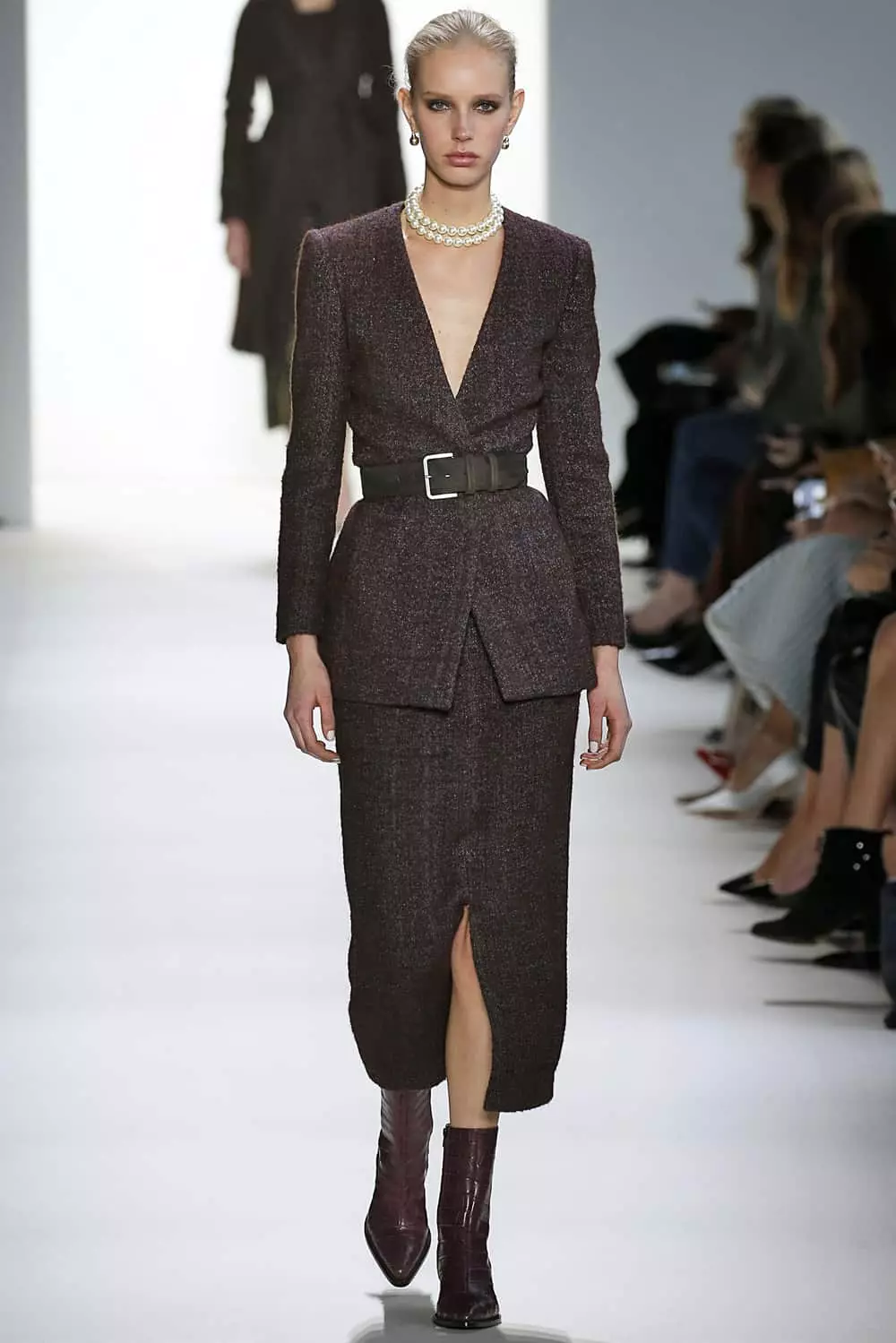 Tomo Koizumi Memenangi NYFW Dengan Debut Menakjubkan, Butiran Muncul Dalam Skandal Philip Green #MeToo 14660_13