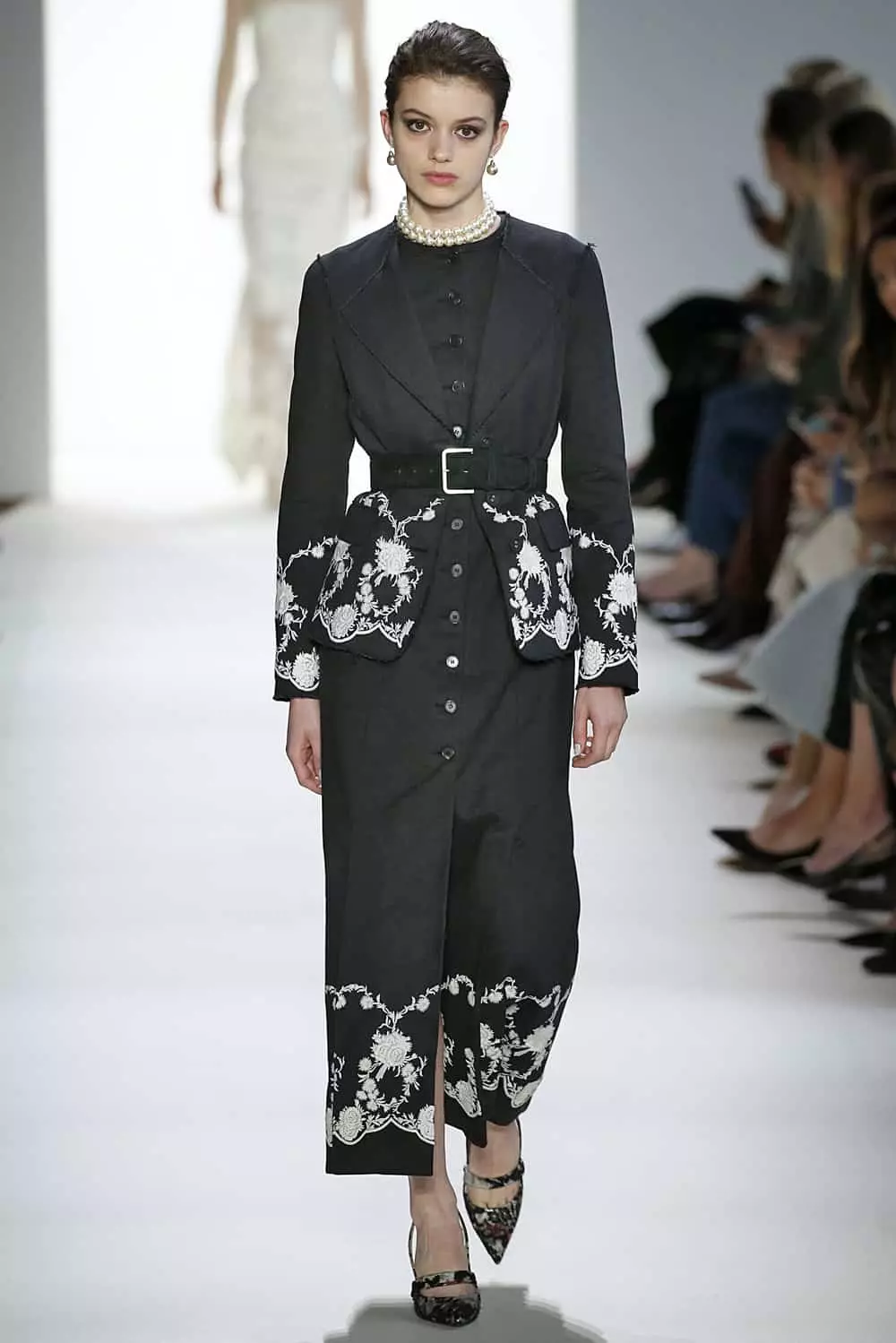 Tomo Koizumi ឈ្នះ NYFW ជាមួយនឹងការបង្ហាញខ្លួនដំបូងដ៏គួរឱ្យភ្ញាក់ផ្អើល ព័ត៌មានលម្អិតលេចចេញនៅក្នុងរឿងអាស្រូវ Philip Green #MeToo 14660_14