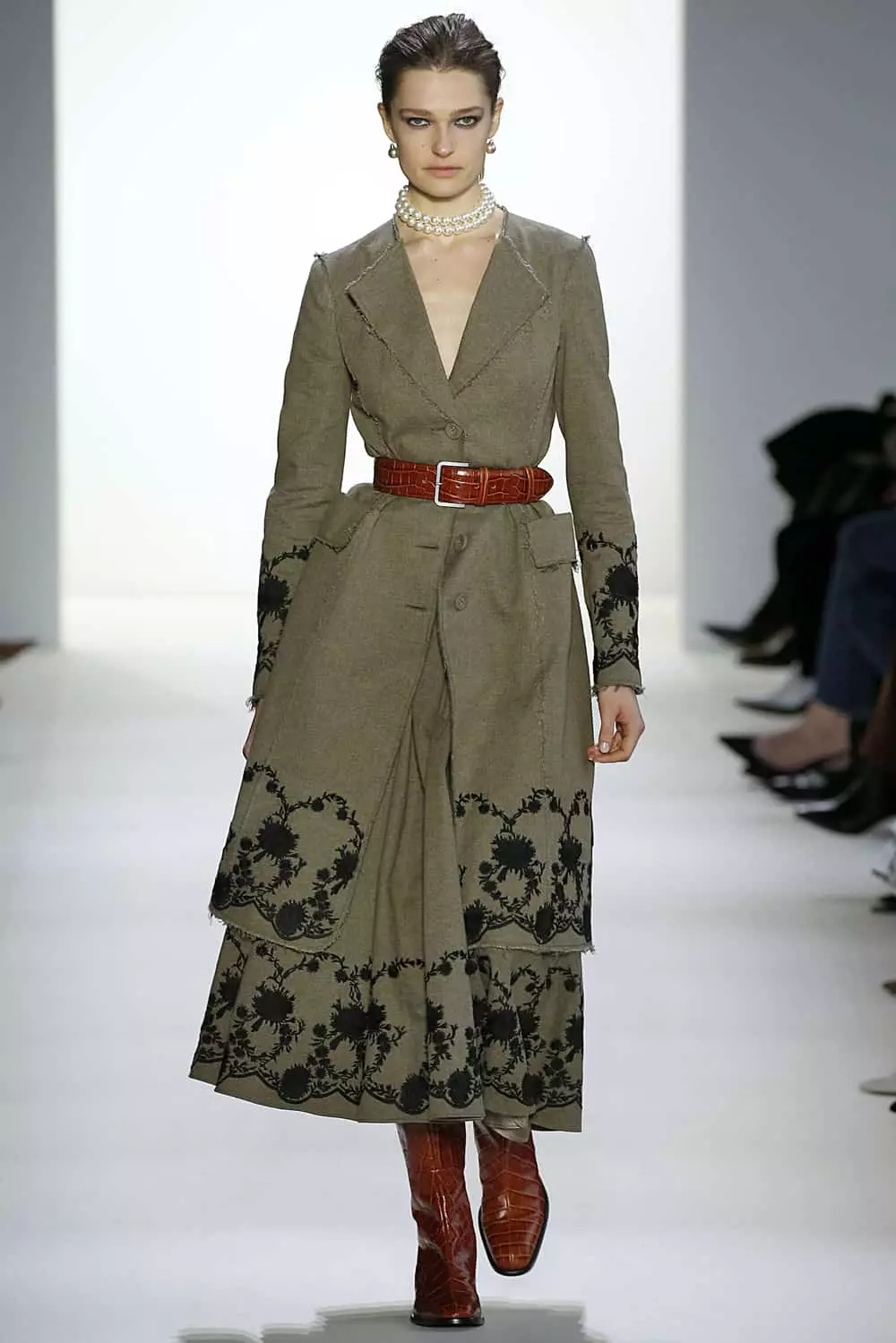 Tomo Koizumi zmagal na NYFW z osupljivim prvencem, podrobnosti se pojavljajo v škandalu Philipa Greena #MeToo 14660_17