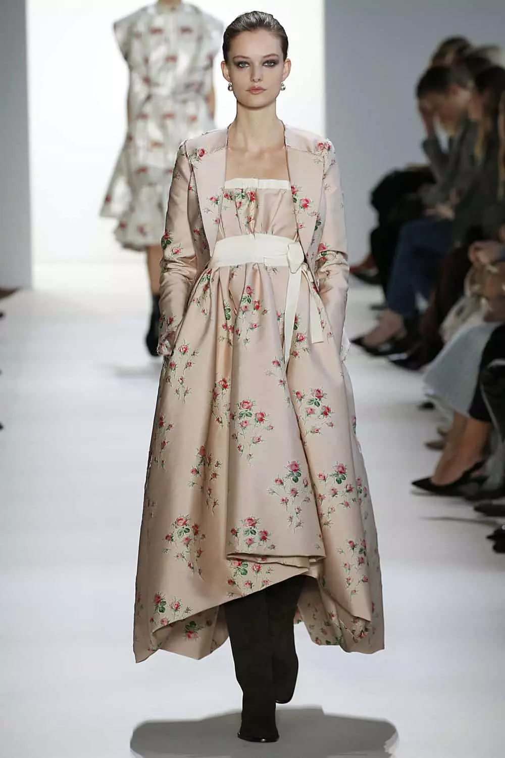 Tomo Koizumi અદભૂત પદાર્પણ સાથે NYFW જીત્યું, ફિલિપ ગ્રીન #MeToo સ્કેન્ડલમાં વિગતો બહાર આવી 14660_20