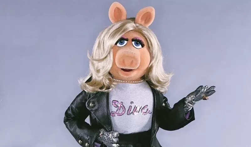 Η Miss Piggy για την αγάπη, τη ζωή και τη νέα της ανταποκρίτρια στο κόκκινο χαλί