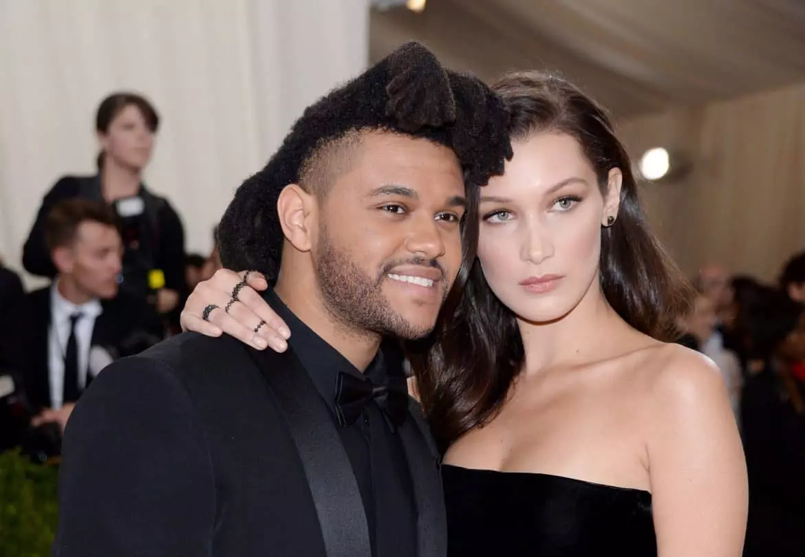 Bella Hadid e The Weeknd están de volta ao 100%, Veuve Clicquot debuxa a Sienna Miller e Penélope Cruz 14695_1