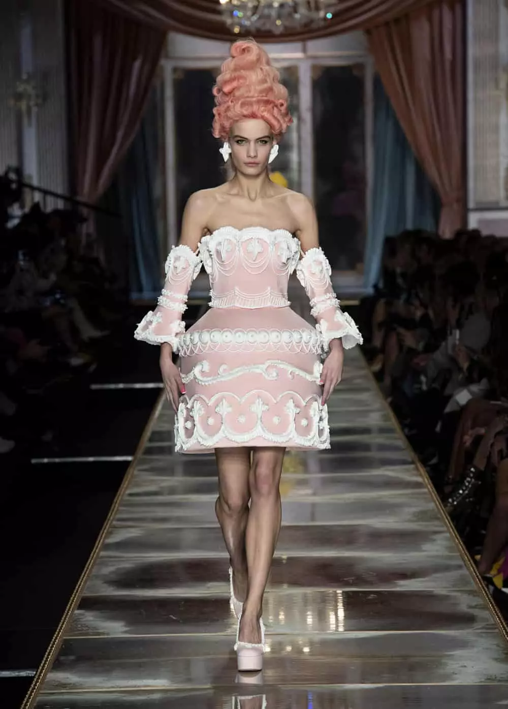 Le auala na fesoasoani ai Jean Paul Gaultier ia Gigi Hadid, Moschino's Chic Confectionaries 14770_10