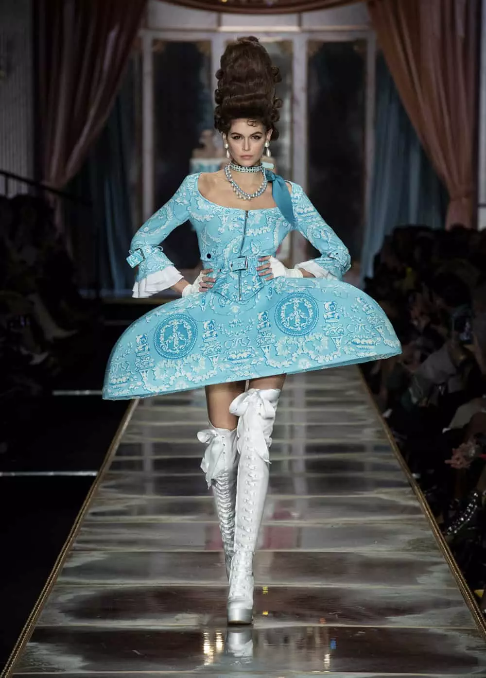 Kamoo Jean Paul Gaultier a thusitseng Gigi Hadid, Moschino's Chic Confectionaries 14770_11