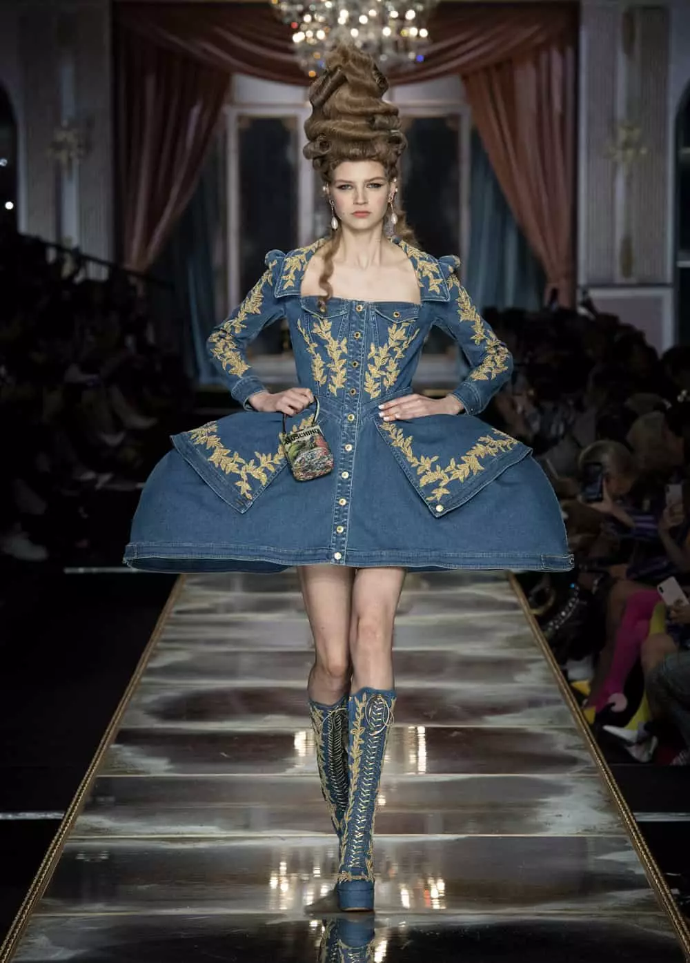 Kedu ka Jean Paul Gaultier siri nyere Gigi Hadid aka, Moschino's Chic Confectionaries 14770_4