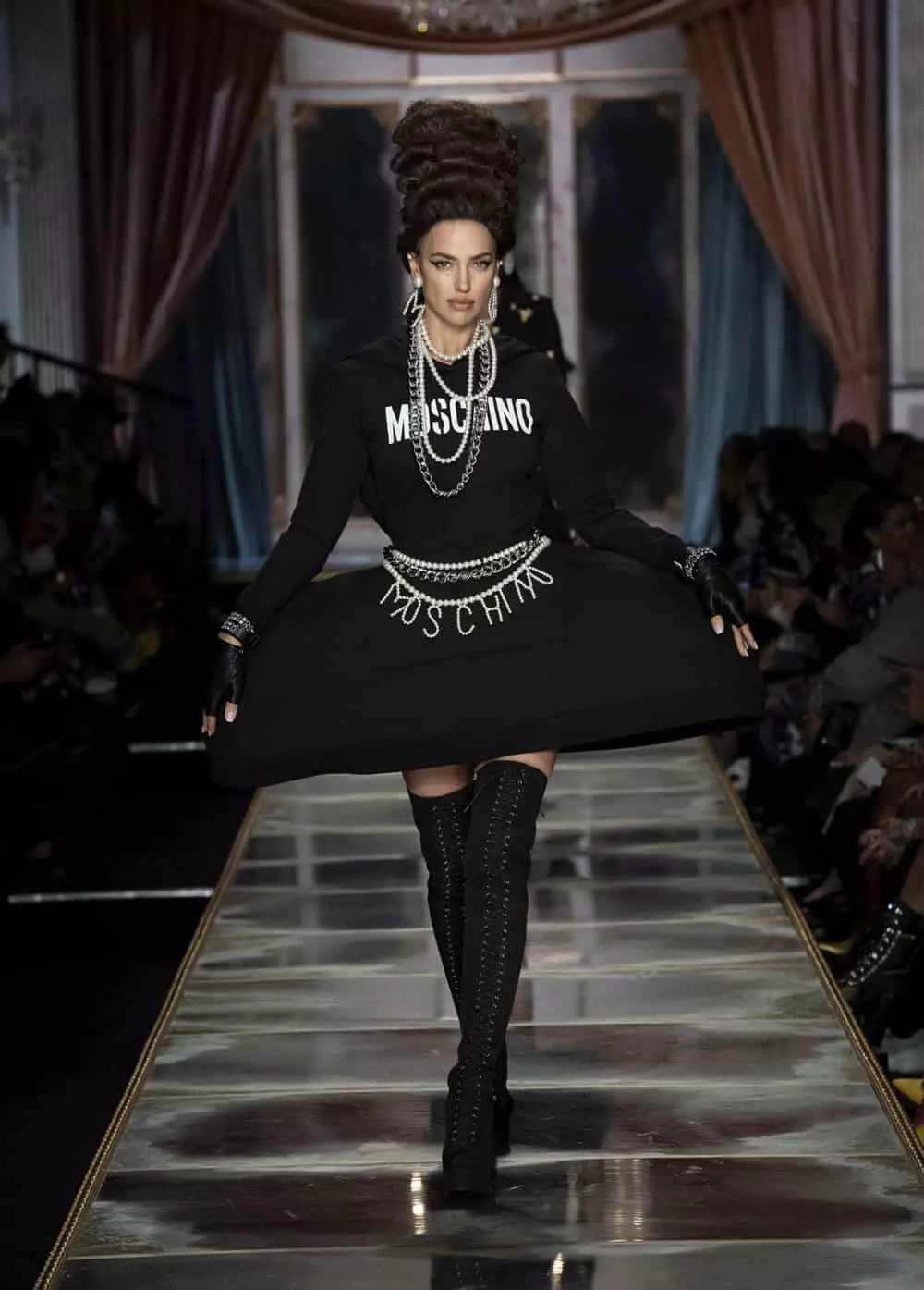 Jean Paul Gaultier ช่วย Gigi Hadid ขนมหวานสุดเก๋ของ Moschino ได้อย่างไร 14770_6