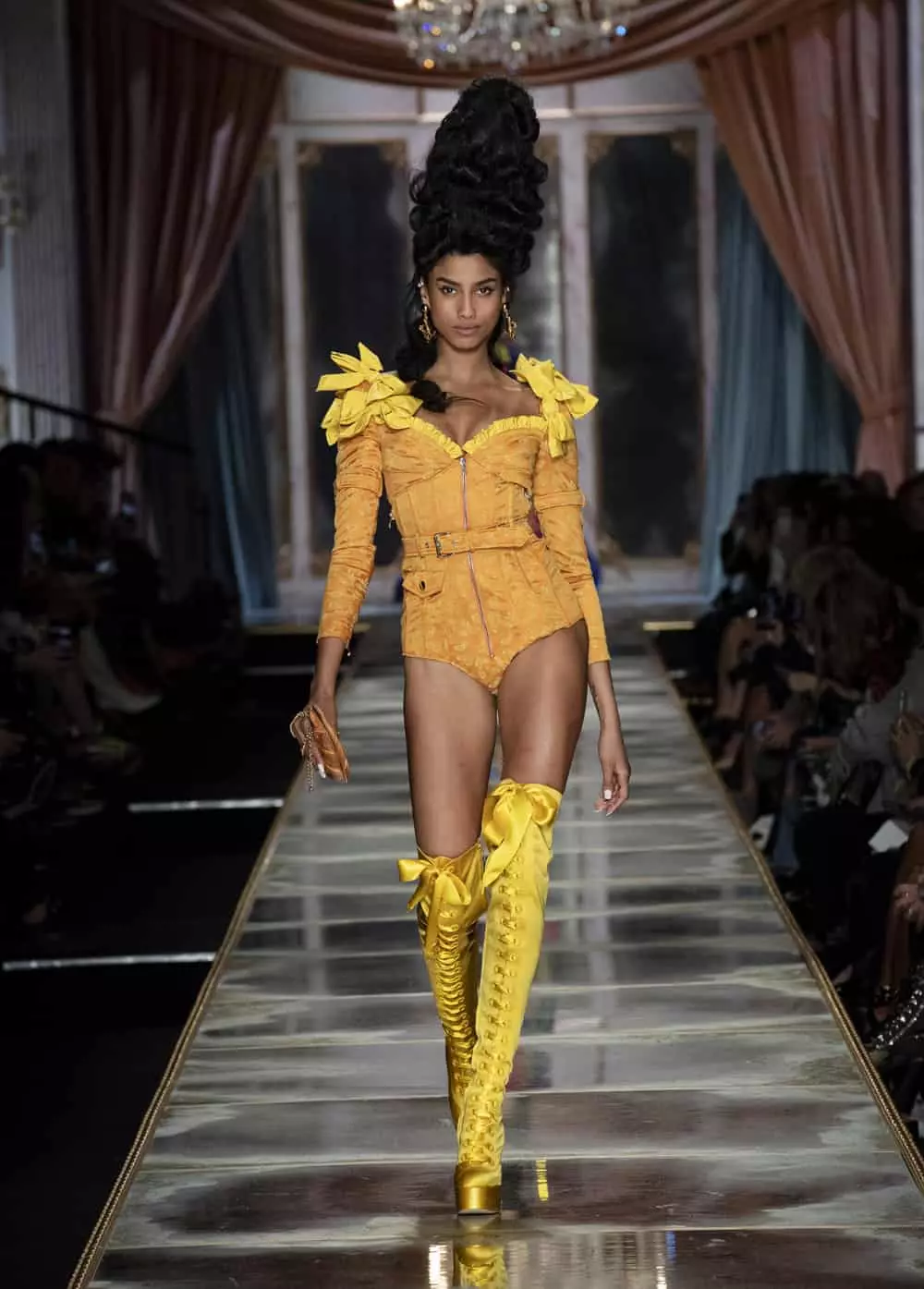 Kamoo Jean Paul Gaultier a thusitseng Gigi Hadid, Moschino's Chic Confectionaries 14770_9