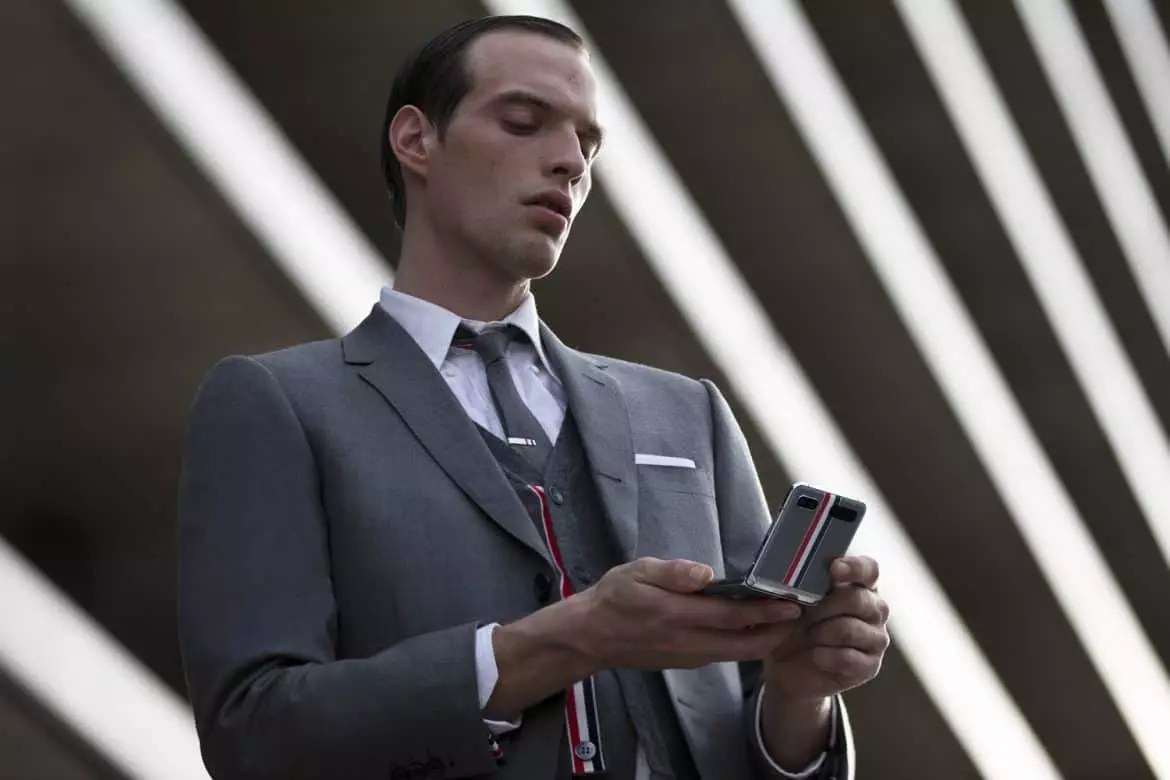 Thom Browne “Samsung” üçin ýokary moda flip telefonyny dizaýn etdi