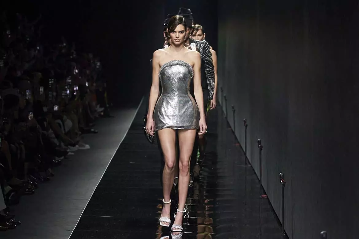 Versace dia manolotra ny fampisehoana voalohany amin'ny Runway Co-Ed