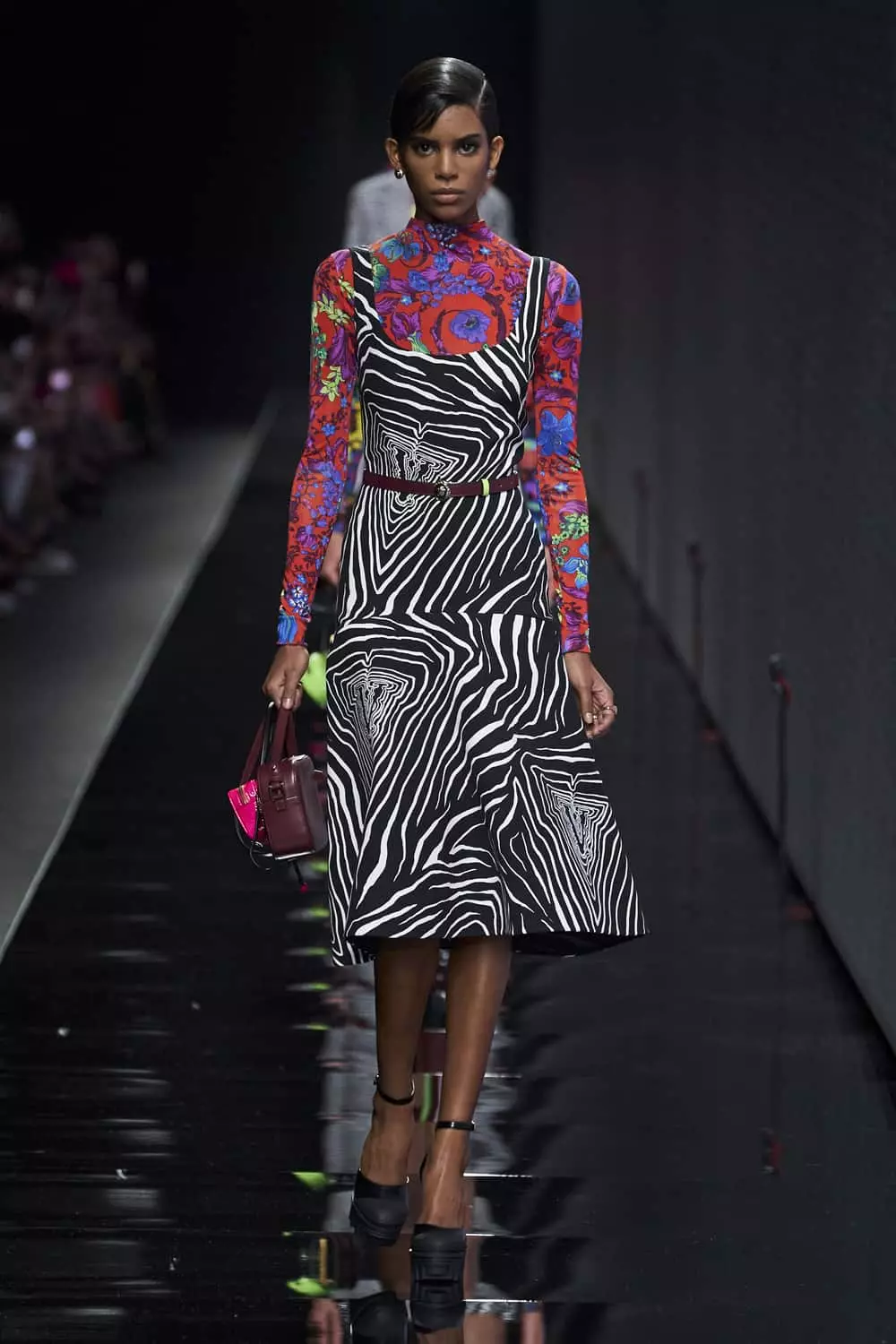 Versace Pêşandana Xweya Yekem-Ed Runway pêşkêşî dike 15018_37