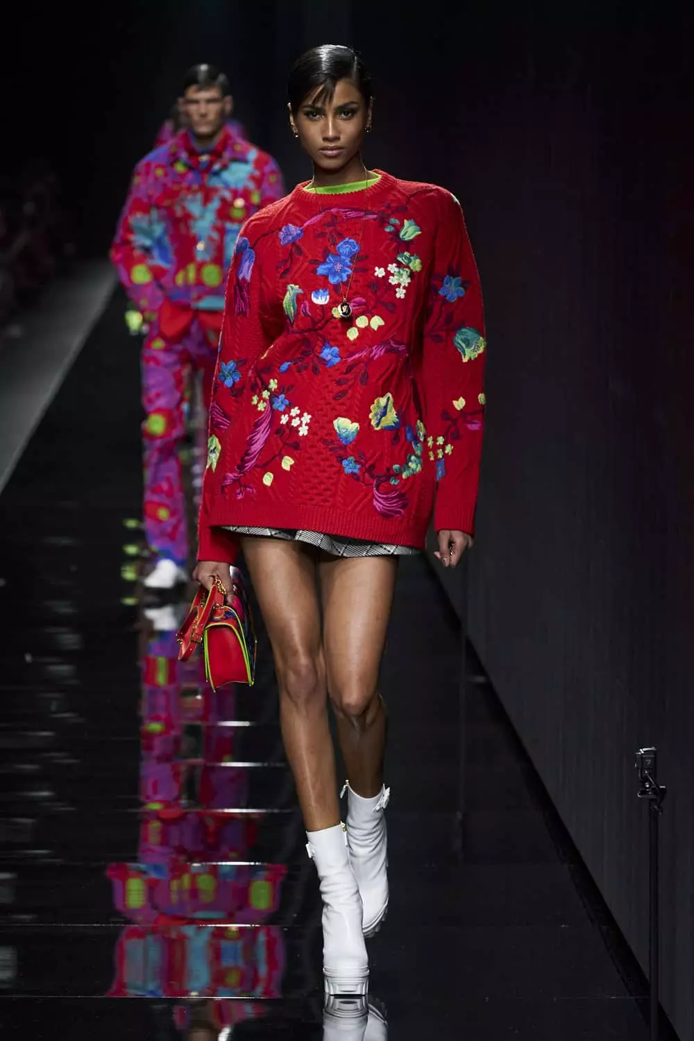 Versace dia manolotra ny fampisehoana voalohany amin'ny Runway Co-Ed 15018_42