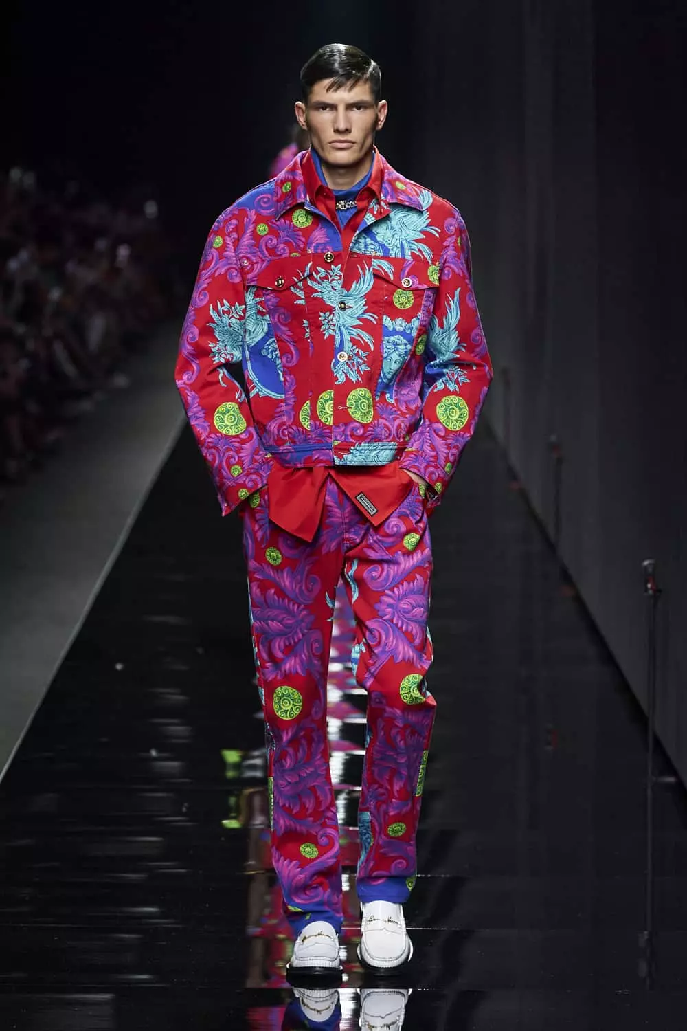 Versace Pêşandana Xweya Yekem-Ed Runway pêşkêşî dike 15018_43