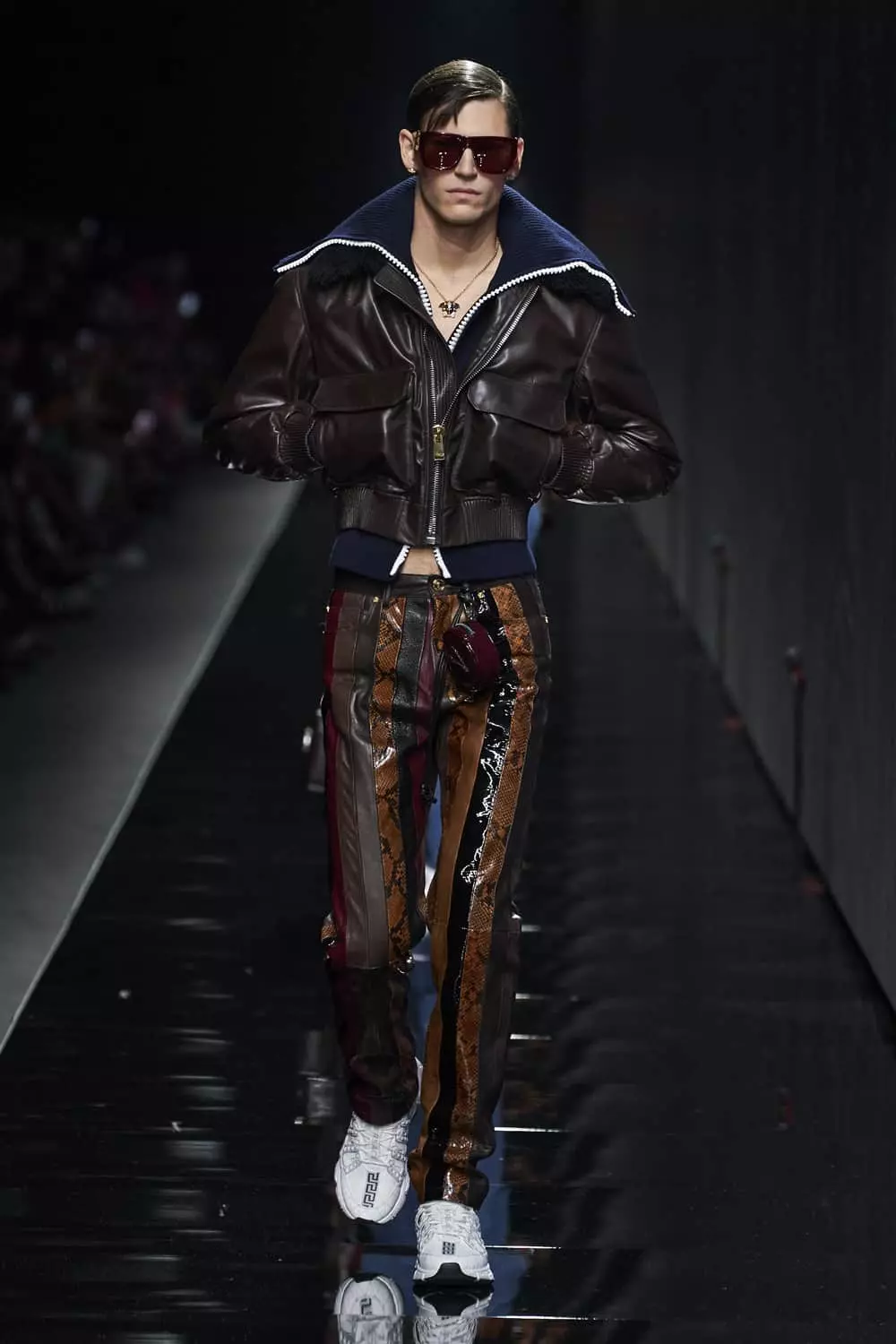 Versace dia manolotra ny fampisehoana voalohany amin'ny Runway Co-Ed 15018_53