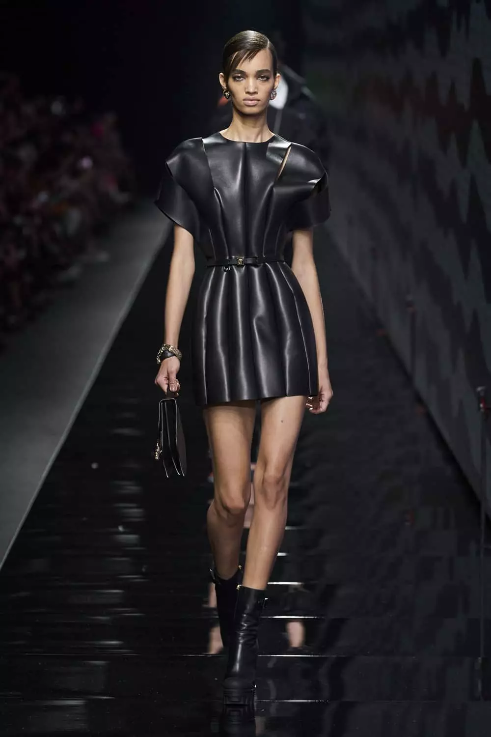 Versace Pêşandana Xweya Yekem-Ed Runway pêşkêşî dike 15018_56