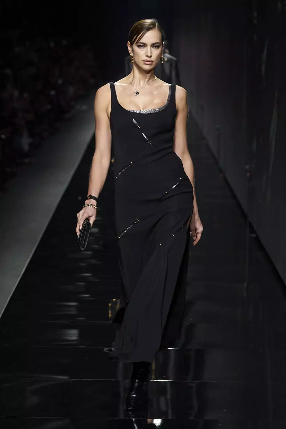 Versace Pêşandana Xweya Yekem-Ed Runway pêşkêşî dike 15018_67