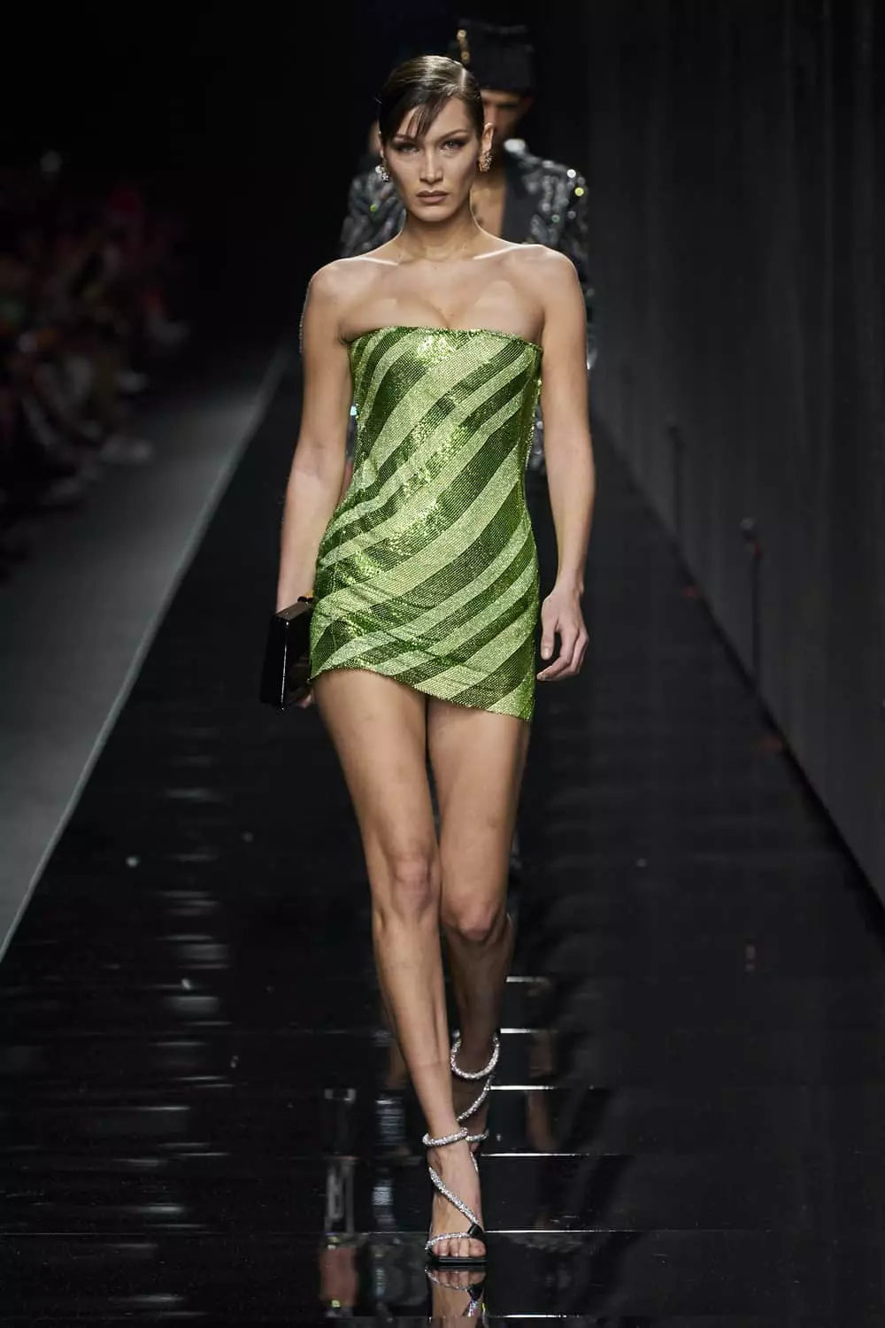 Versace Pêşandana Xweya Yekem-Ed Runway pêşkêşî dike 15018_88