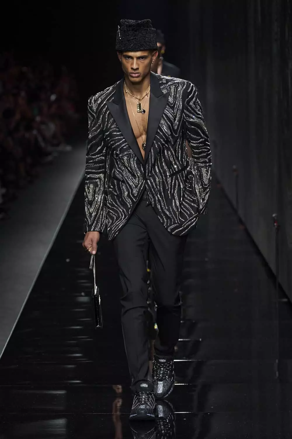 Versace dia manolotra ny fampisehoana voalohany amin'ny Runway Co-Ed 15018_89