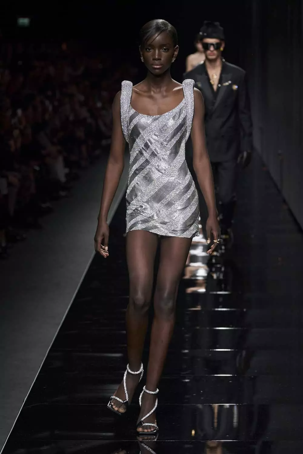 Versace Prezentas Ĝian Unua-Ever Co-Ed Runway Show 15018_90