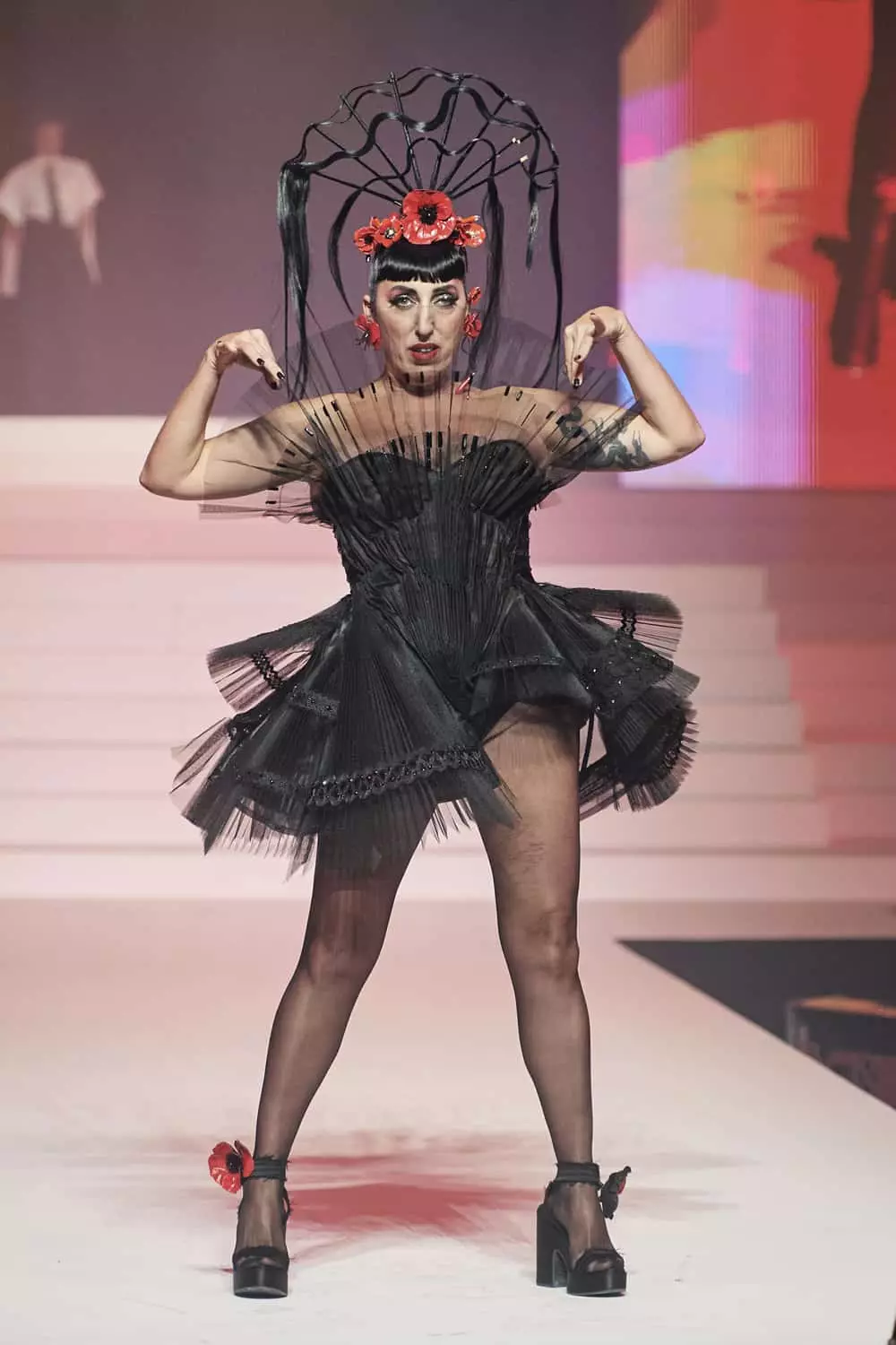 Jean Paul Gaultier bjuder på couture, Victoria's Secret kommer in i formkläder 15192_11