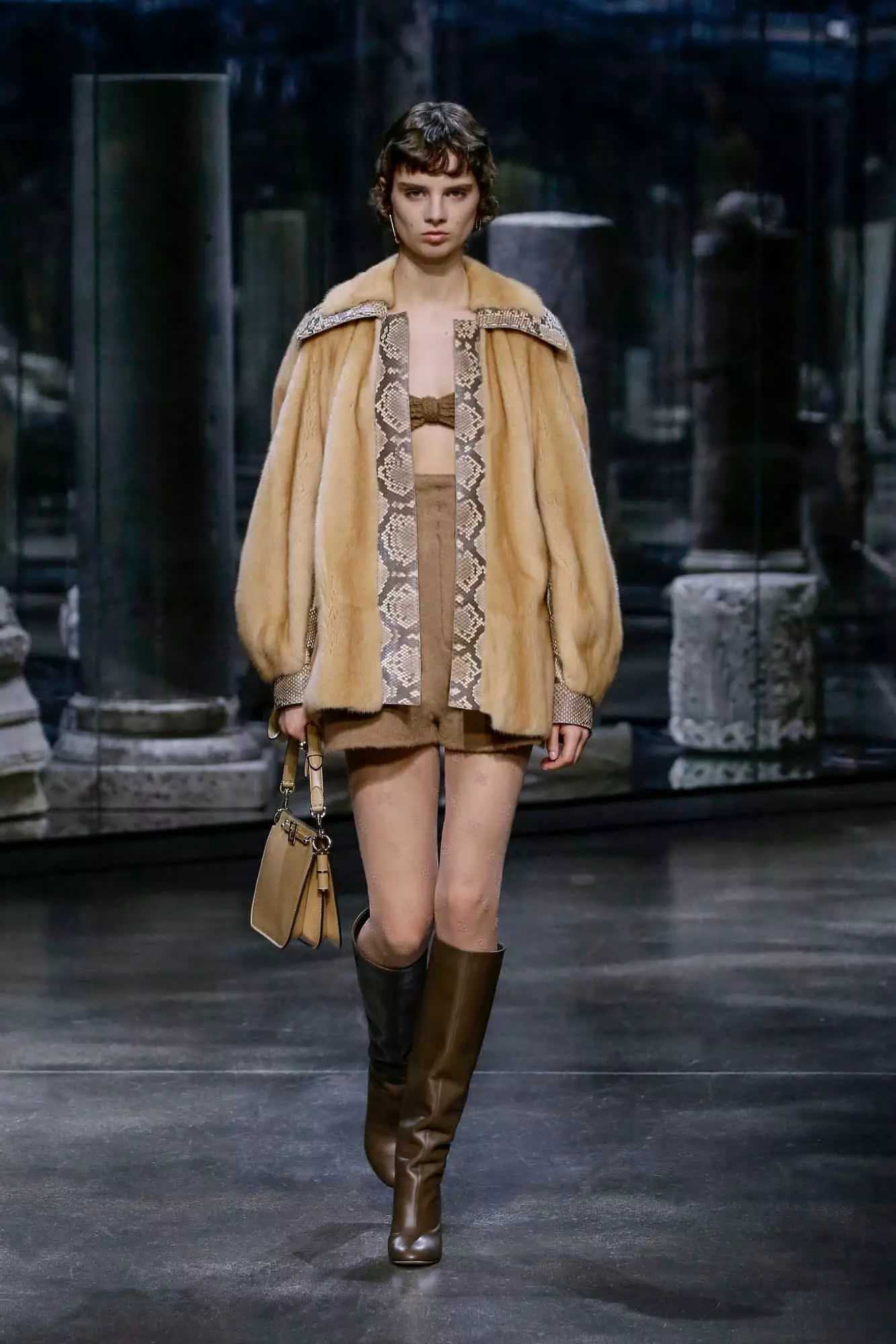 金·瓊斯 (Kim Jones) 以對前輩的頌歌在 Fendi 首次亮相 RTW 15521_10