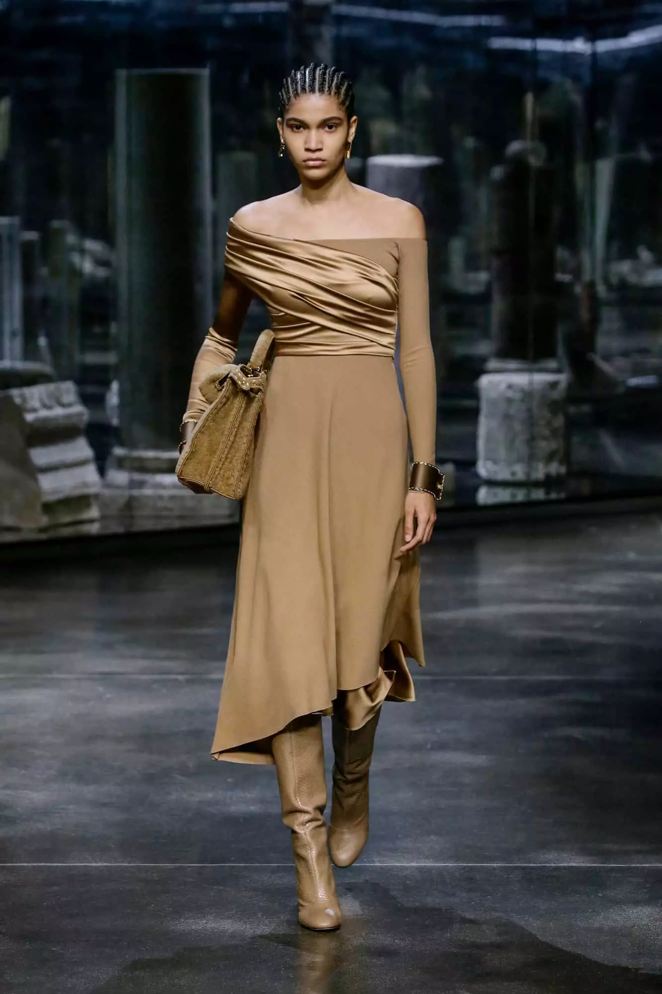 Kim Jones hace su debut en RTW en Fendi con una oda a sus predecesores 15521_13