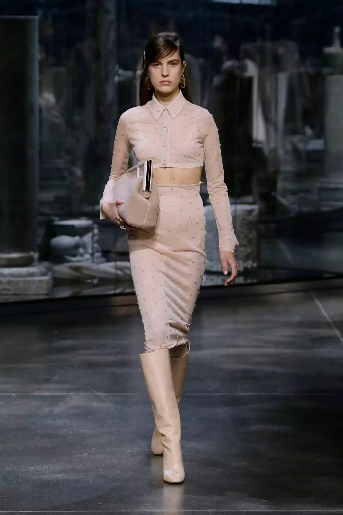 Kim Jones hace su debut en RTW en Fendi con una oda a sus predecesores 15521_20