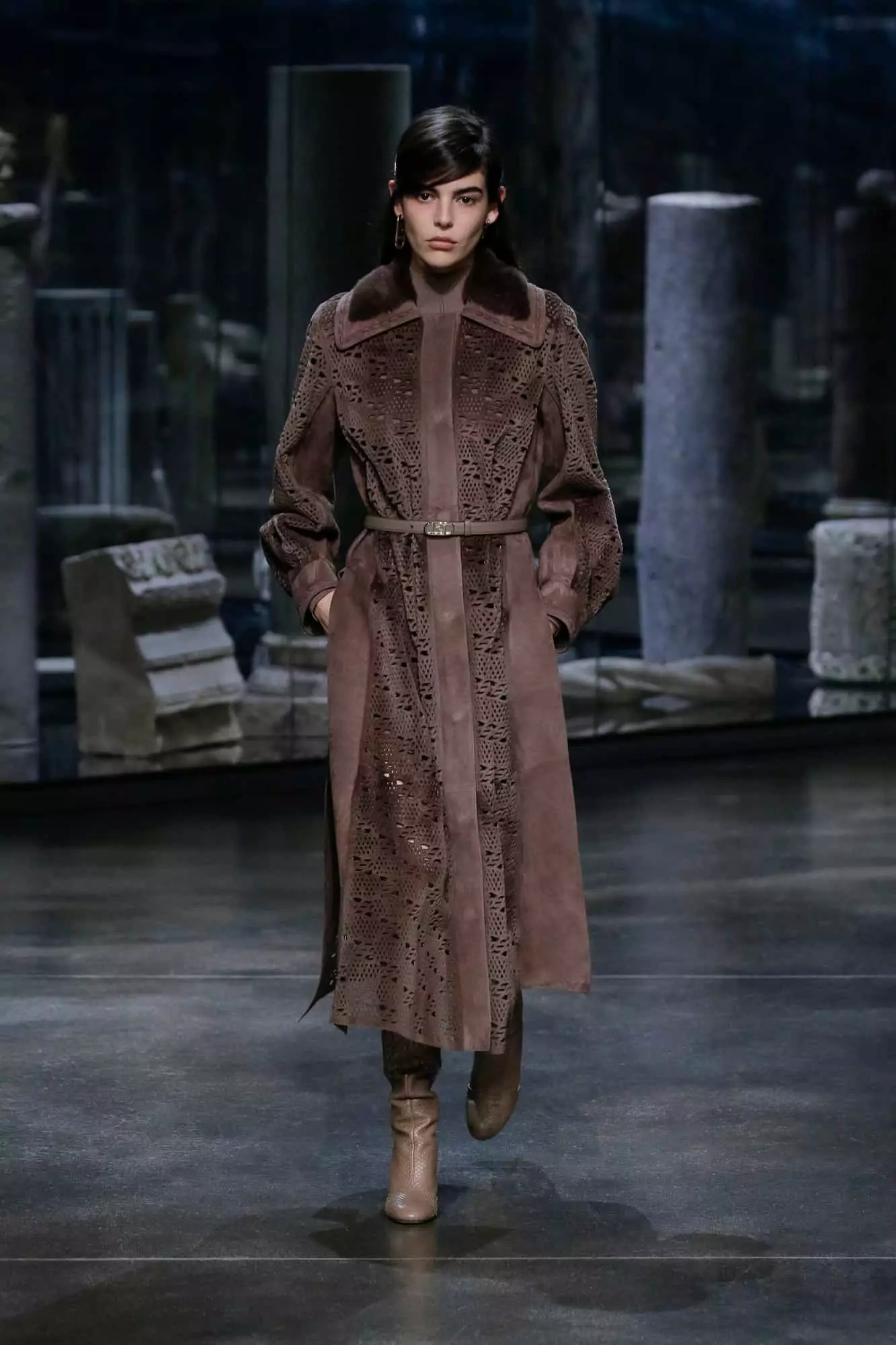 Kim Jones hace su debut en RTW en Fendi con una oda a sus predecesores 15521_25