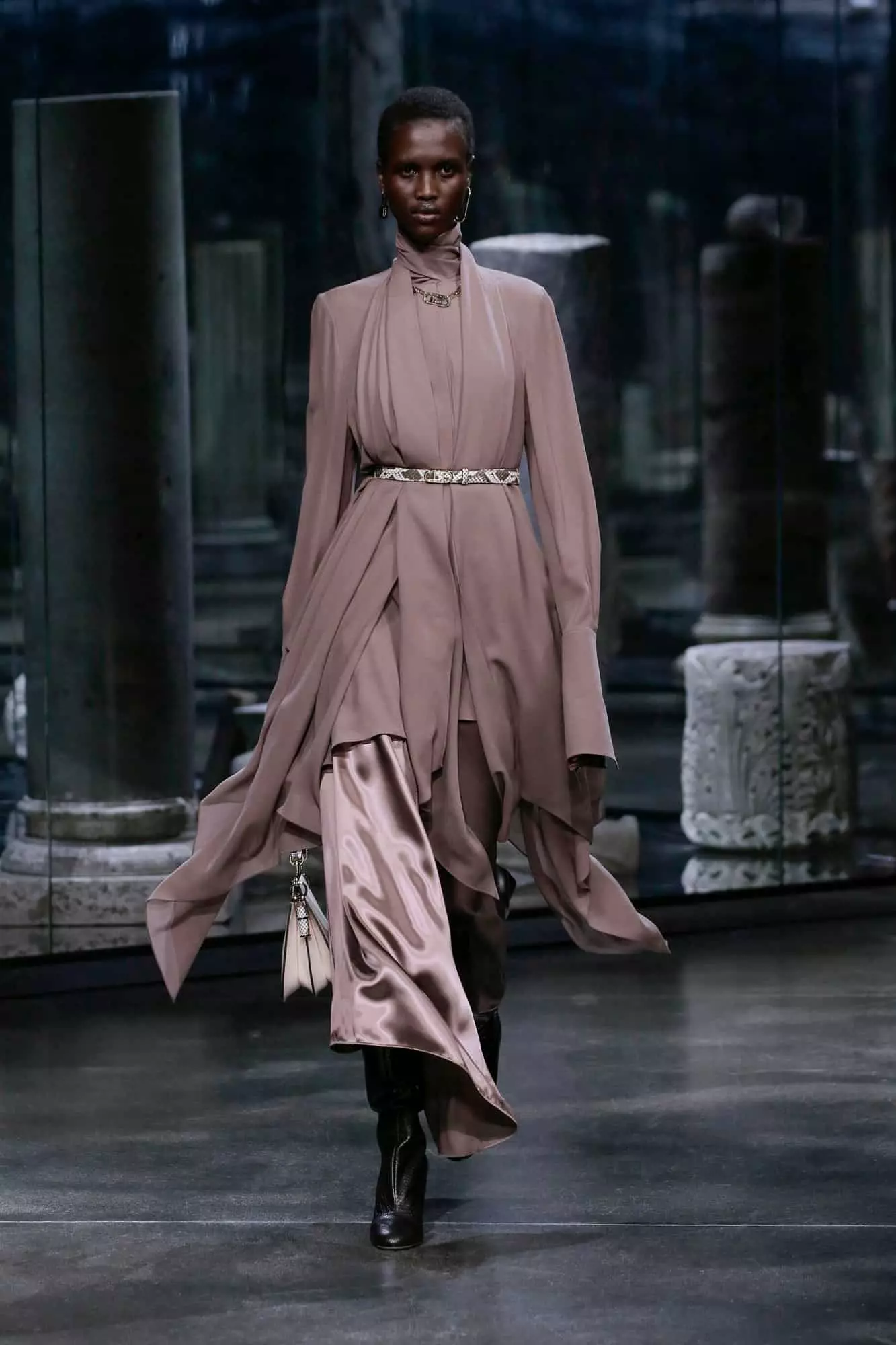 Kim Jones hace su debut en RTW en Fendi con una oda a sus predecesores 15521_28