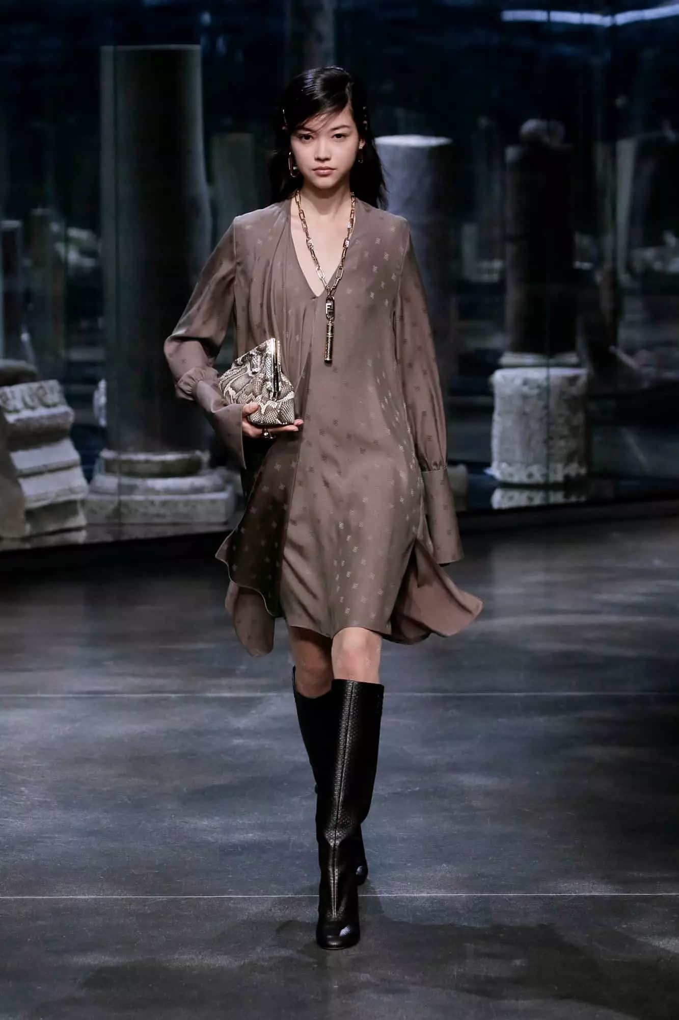 Kim Jones hace su debut en RTW en Fendi con una oda a sus predecesores 15521_31