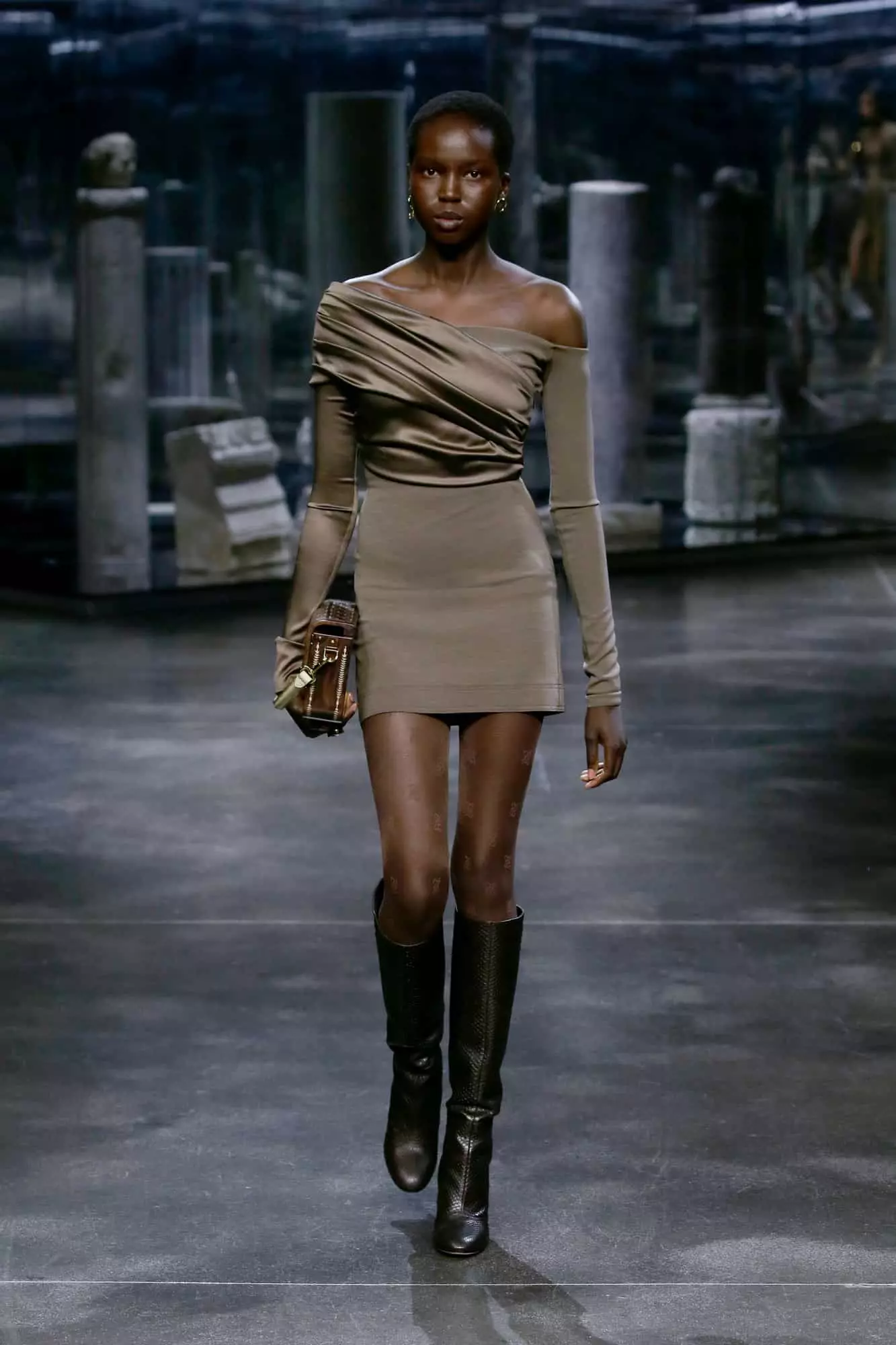 Kim Jones hace su debut en RTW en Fendi con una oda a sus predecesores 15521_36