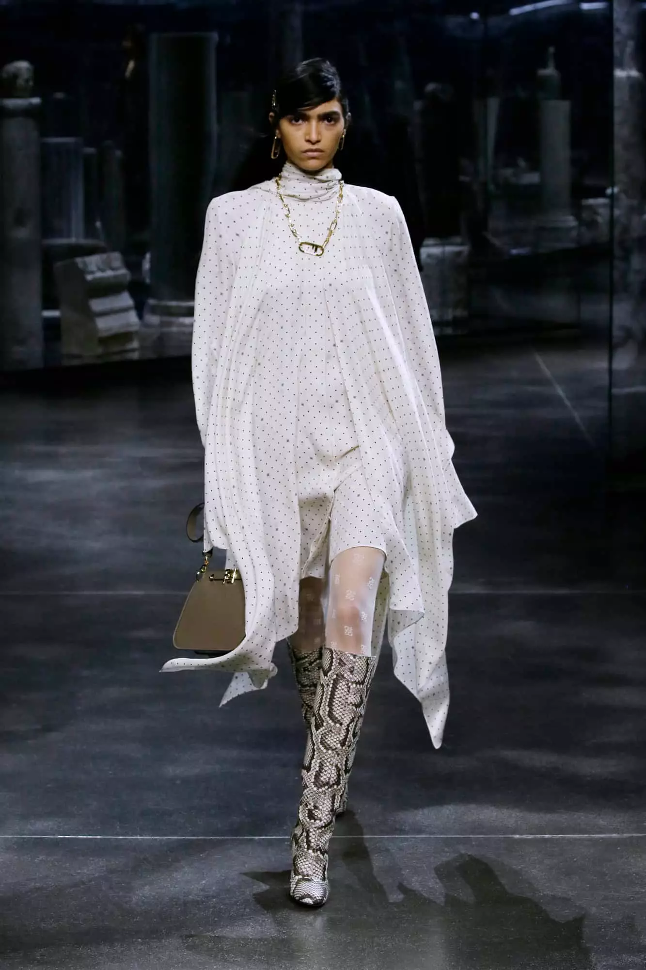 Kim Jones hace su debut en RTW en Fendi con una oda a sus predecesores 15521_48