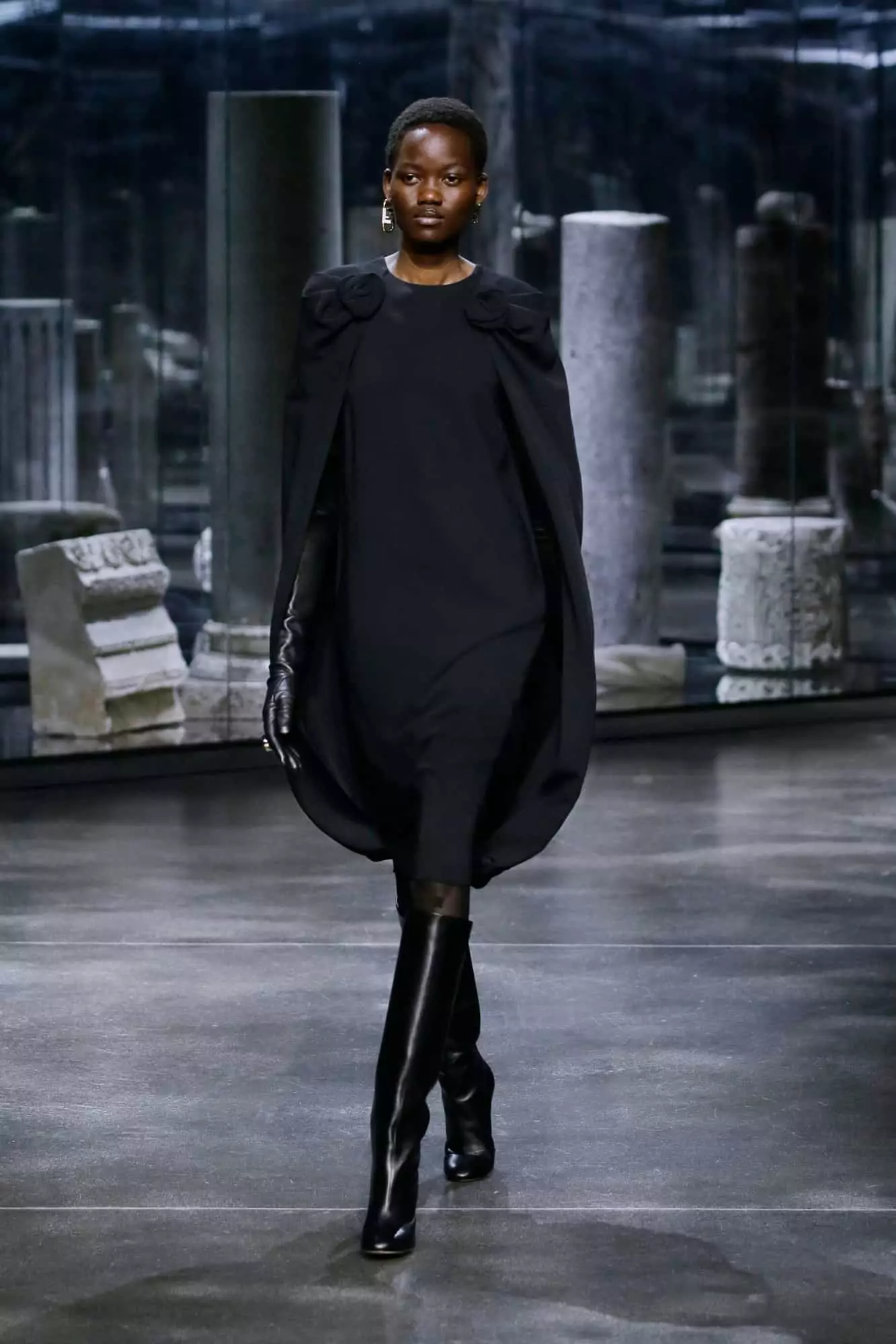 Kim Jones hace su debut en RTW en Fendi con una oda a sus predecesores 15521_52