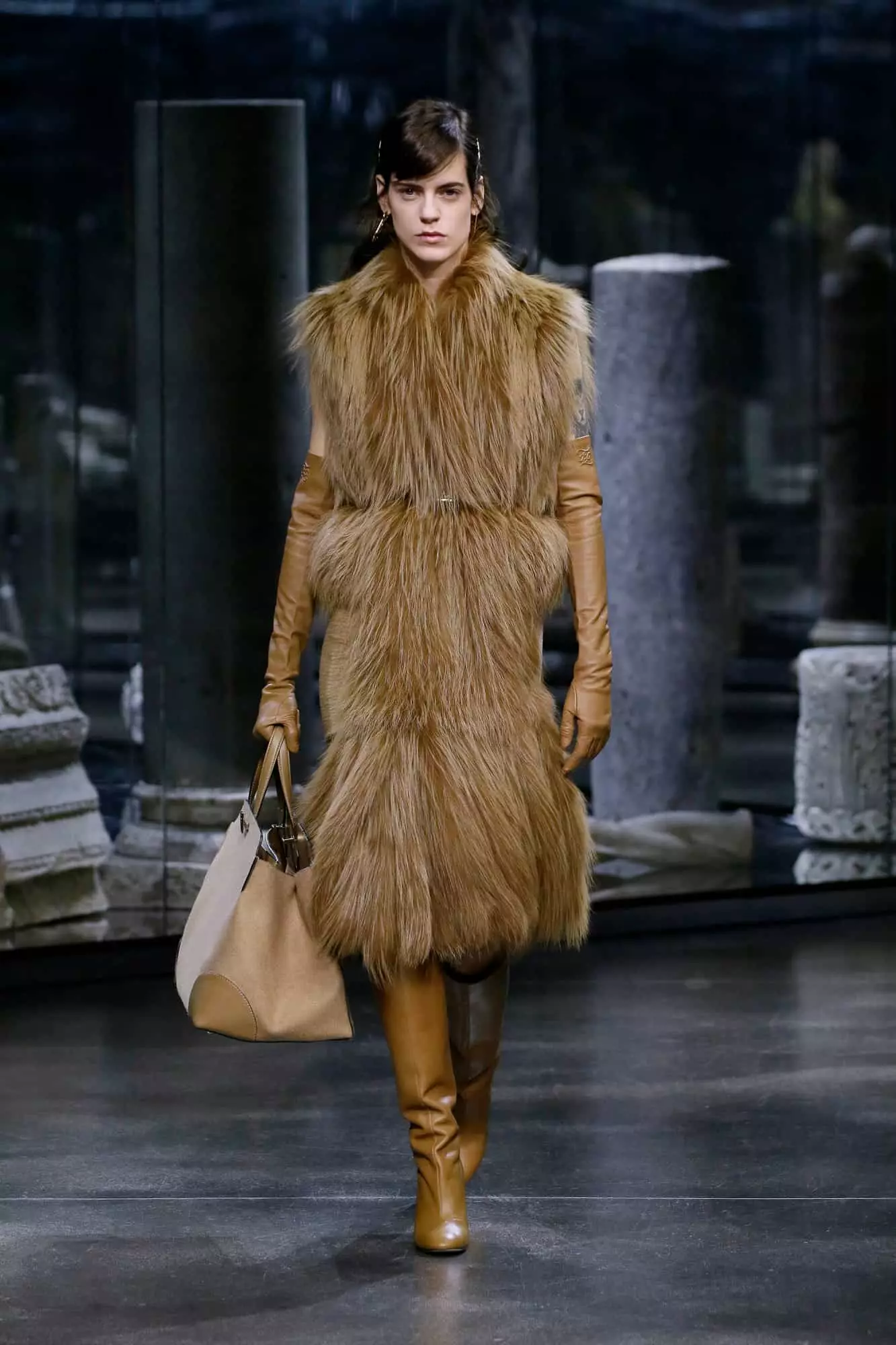 Ким Жонс RTW-ийн дебютээ Fendi-д өмнөх үеийнхэнд нь зориулж үг хэлжээ 15521_6