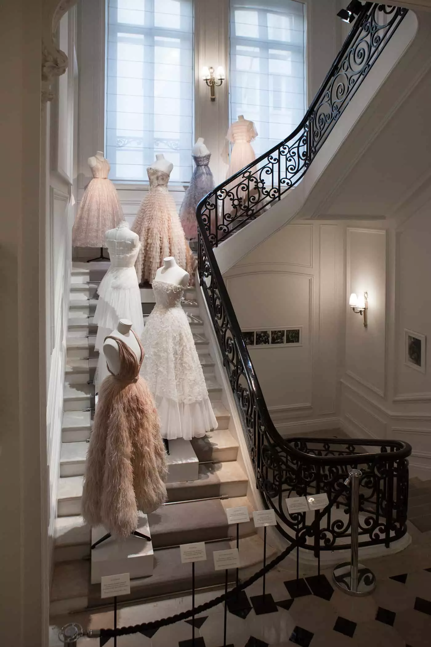 Edrychwch y tu mewn i Dior’s Storied Atelier