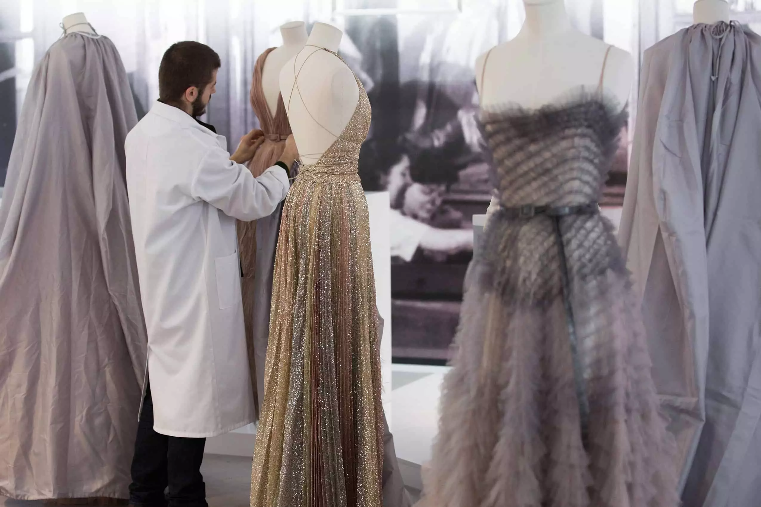 Погледнете вътре в Storied Atelier на Dior 15748_2